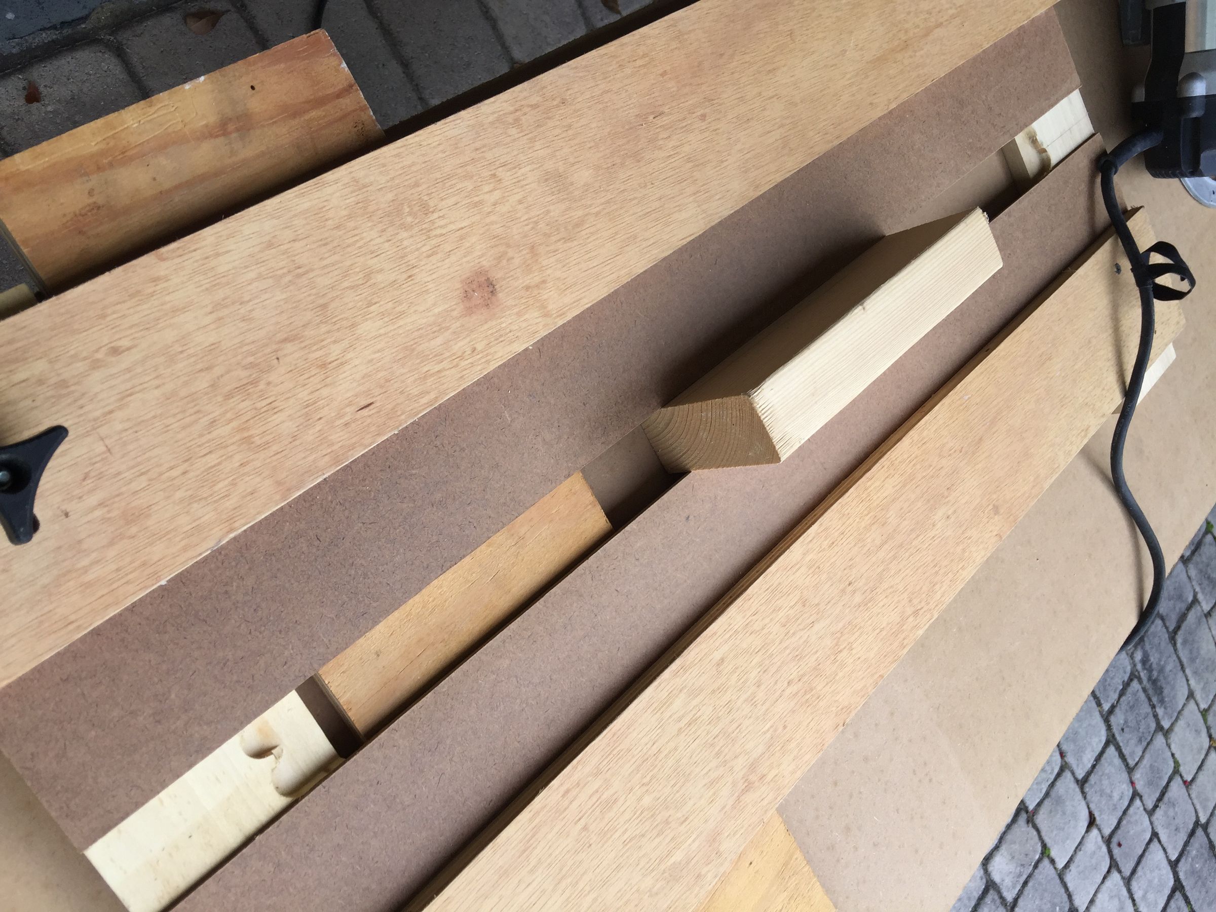 Adjustable Dado Jig From Scrap Wood : 4 Steps (with Pictures ...