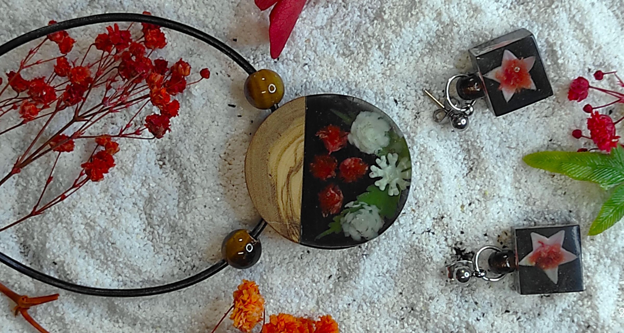 Jewelry Made of Epoxy Resin and Dried Flowers : 8 Steps (with Pictures ...