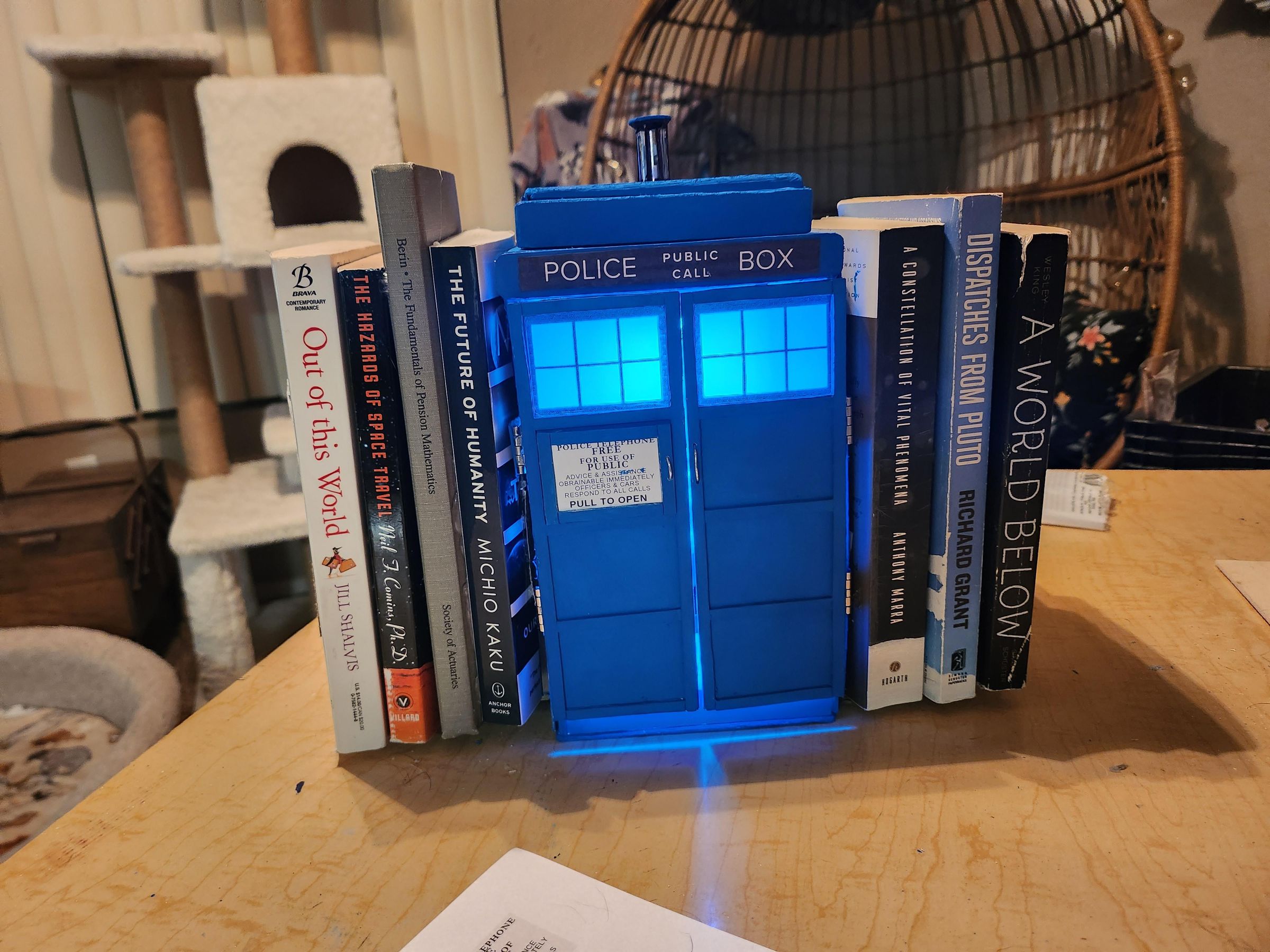 Doctor Who TARDIS Book Nook (That’s Bigger on the Inside!) : 7 Steps ...