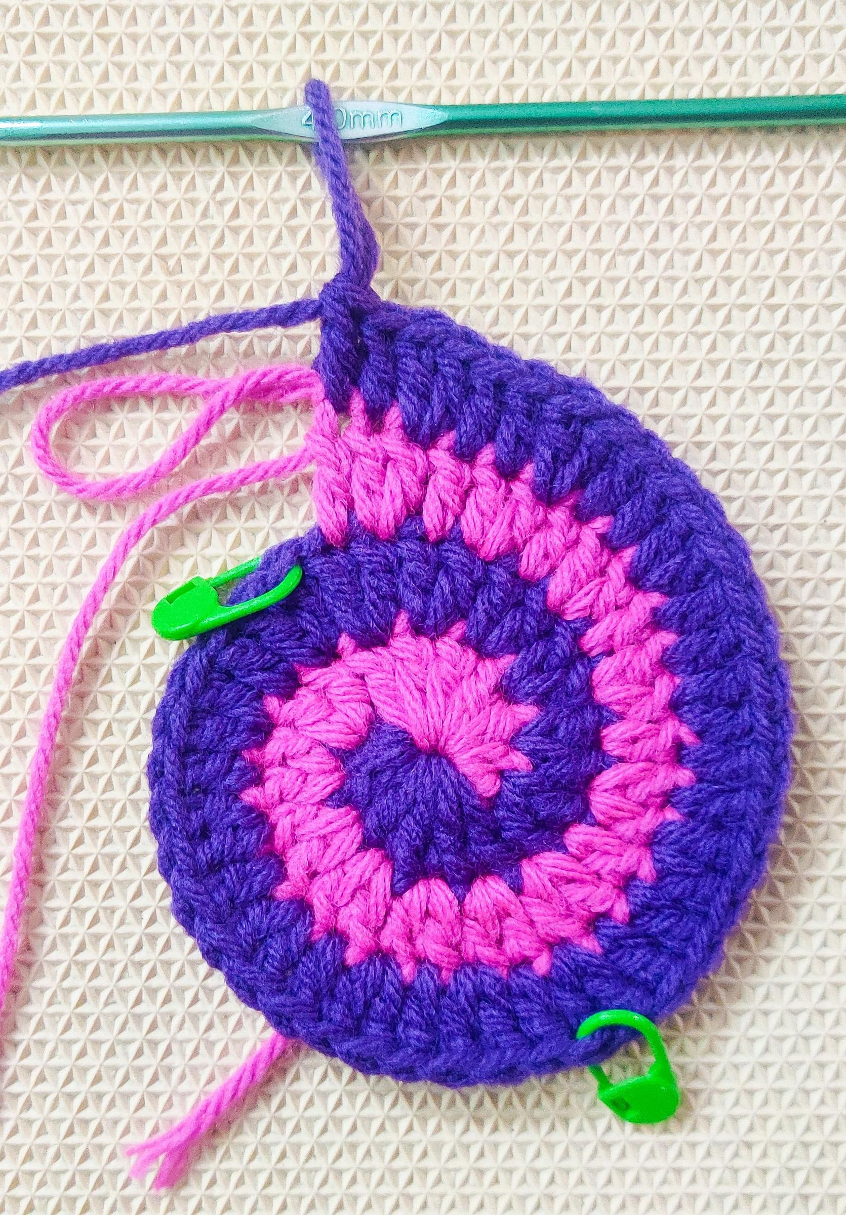 How to Make a Solid Two Color Spiral Crochet Circle : 8 Steps (with ...