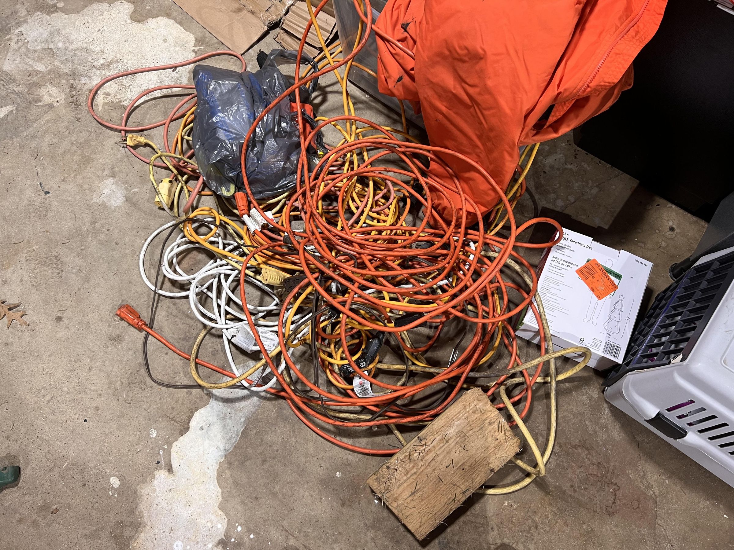 Extension Cord Rolling and Storage System Using Old Filament Spools : 6 ...