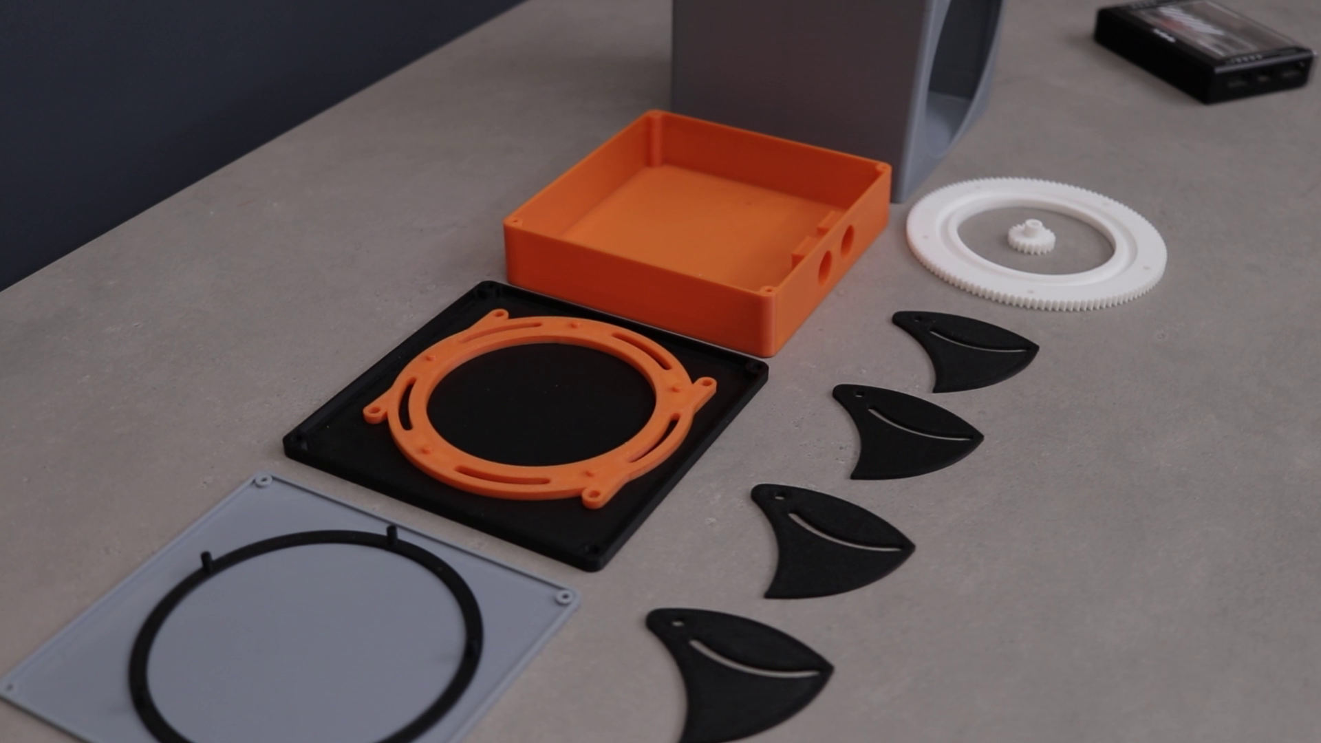 Smart Desk Dustbin With Futuristic Iris Lid : 10 Steps (with Pictures ...