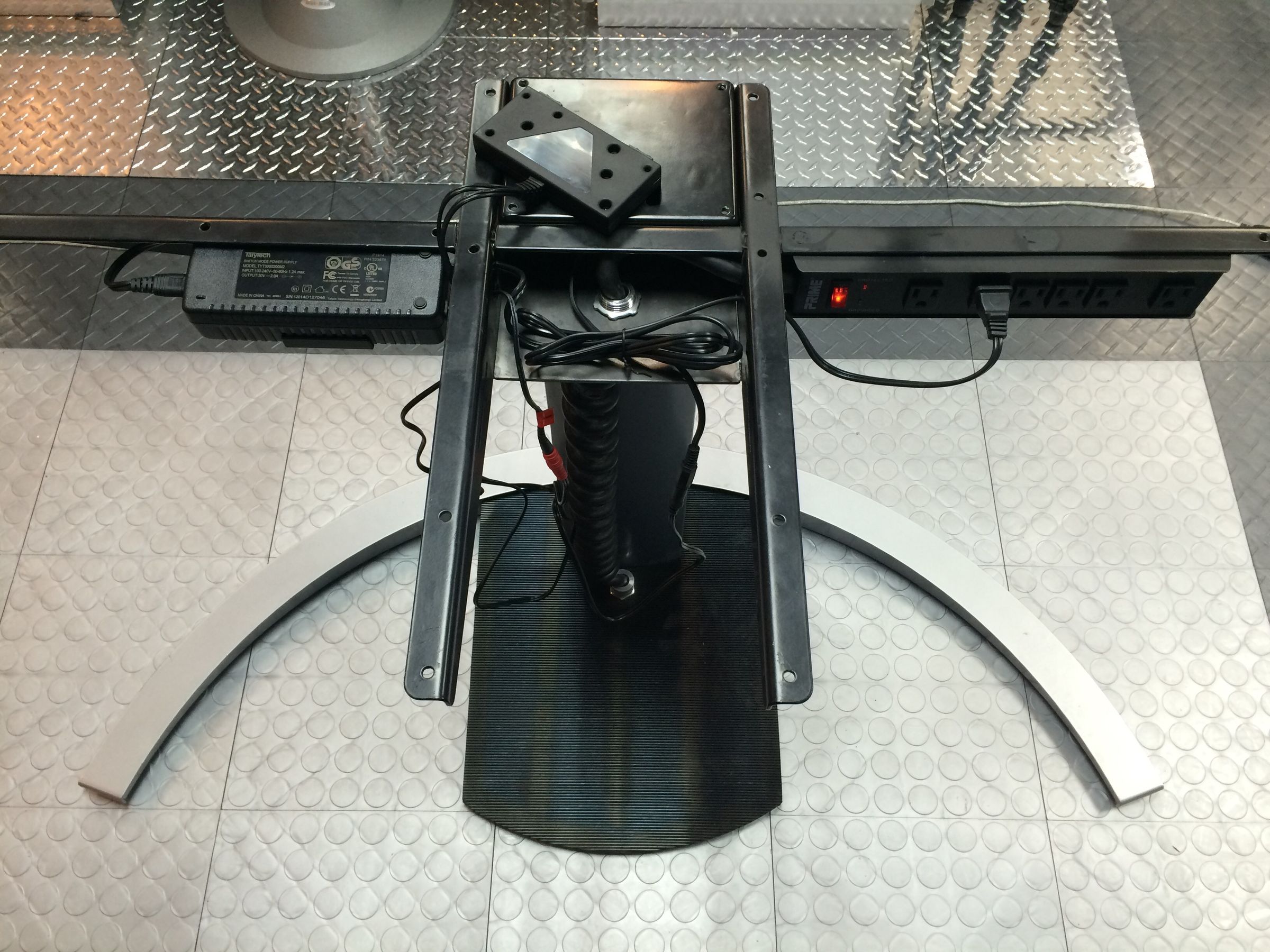 Adjustable Height (Sit / Stand) Desk Power Cord Hack : 4 Steps ...