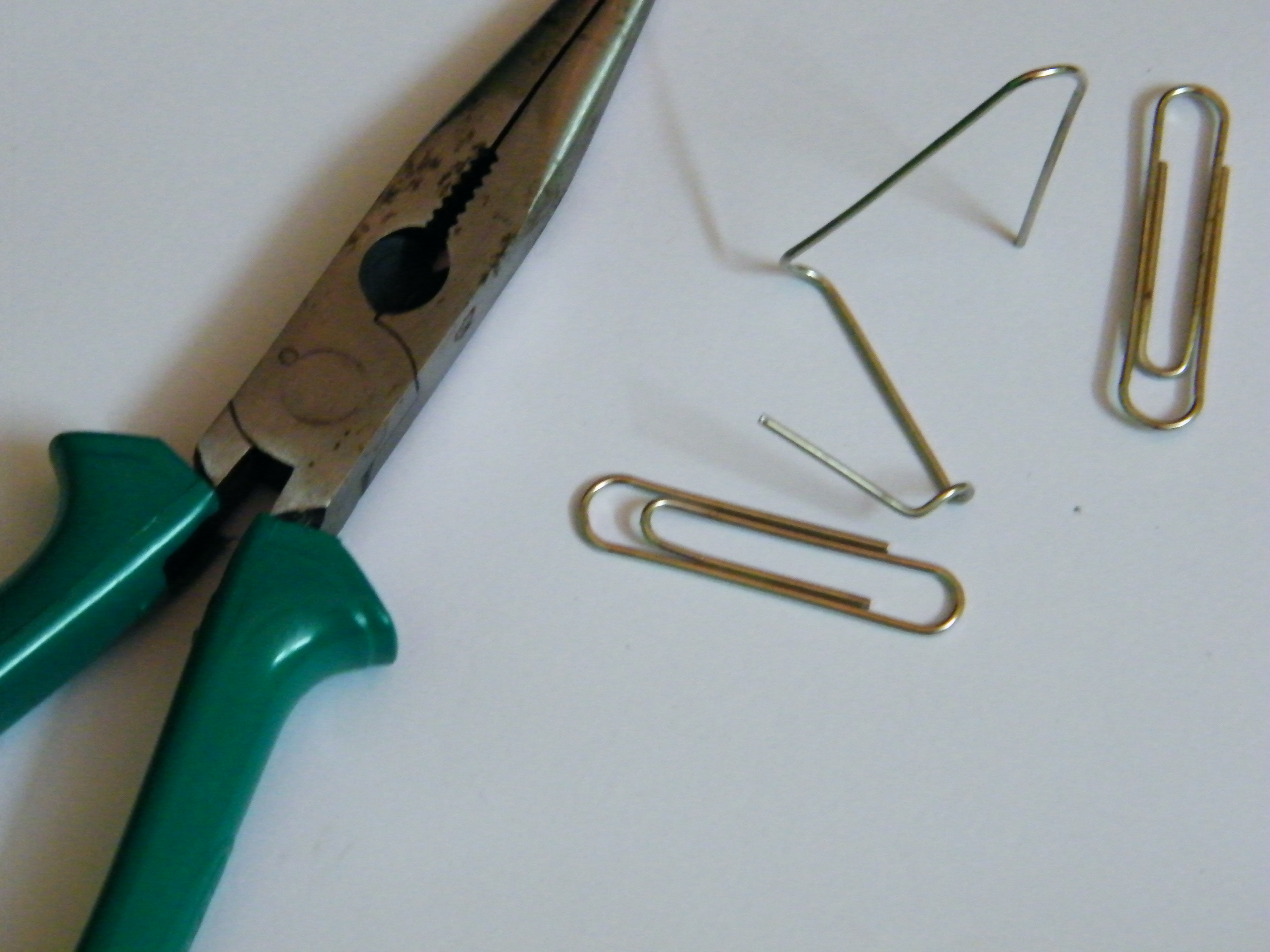 DIY Phone Stand - Paper Clip Mobile Phone Stand - 2min, $0 Project : 5 ...