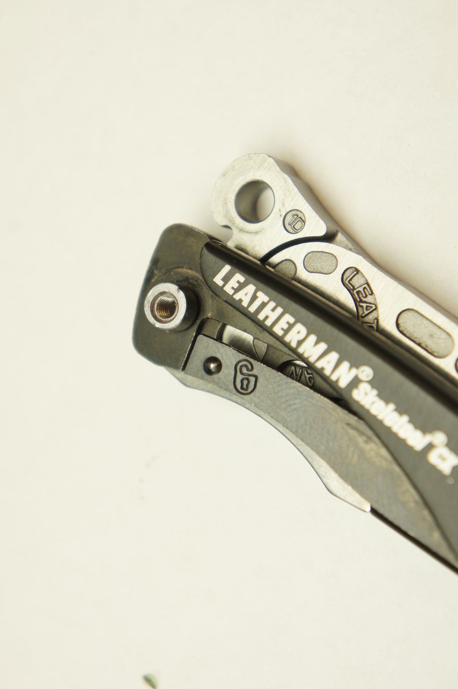 How to Take Apart and Reassemble a Leatherman Skeletool Multi-tool : 9 ...