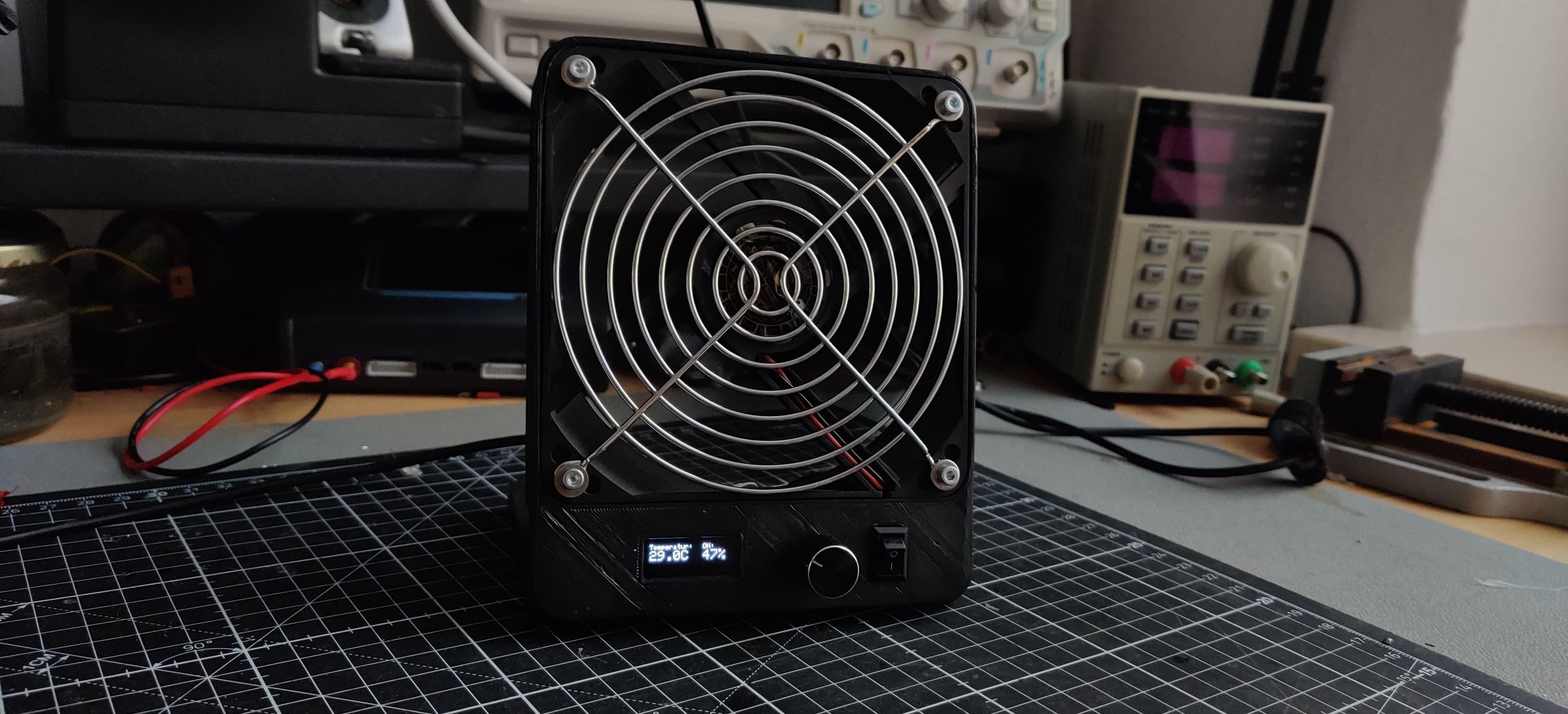 Desktop Fan - USB-Wind Blower With Unnecessary But Awesome Features : 6 ...