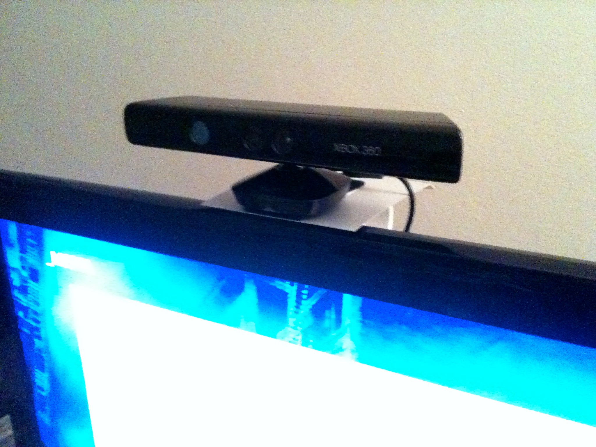 Xbox 360 Kinect Sensor DIY TV Mount : 4 Steps - Instructables