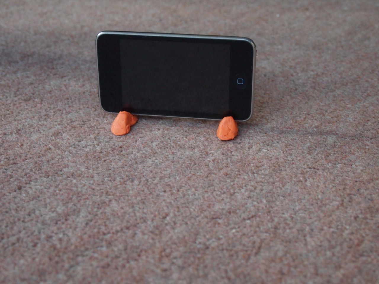 Sugru Ipod Touch Stand : 3 Steps - Instructables