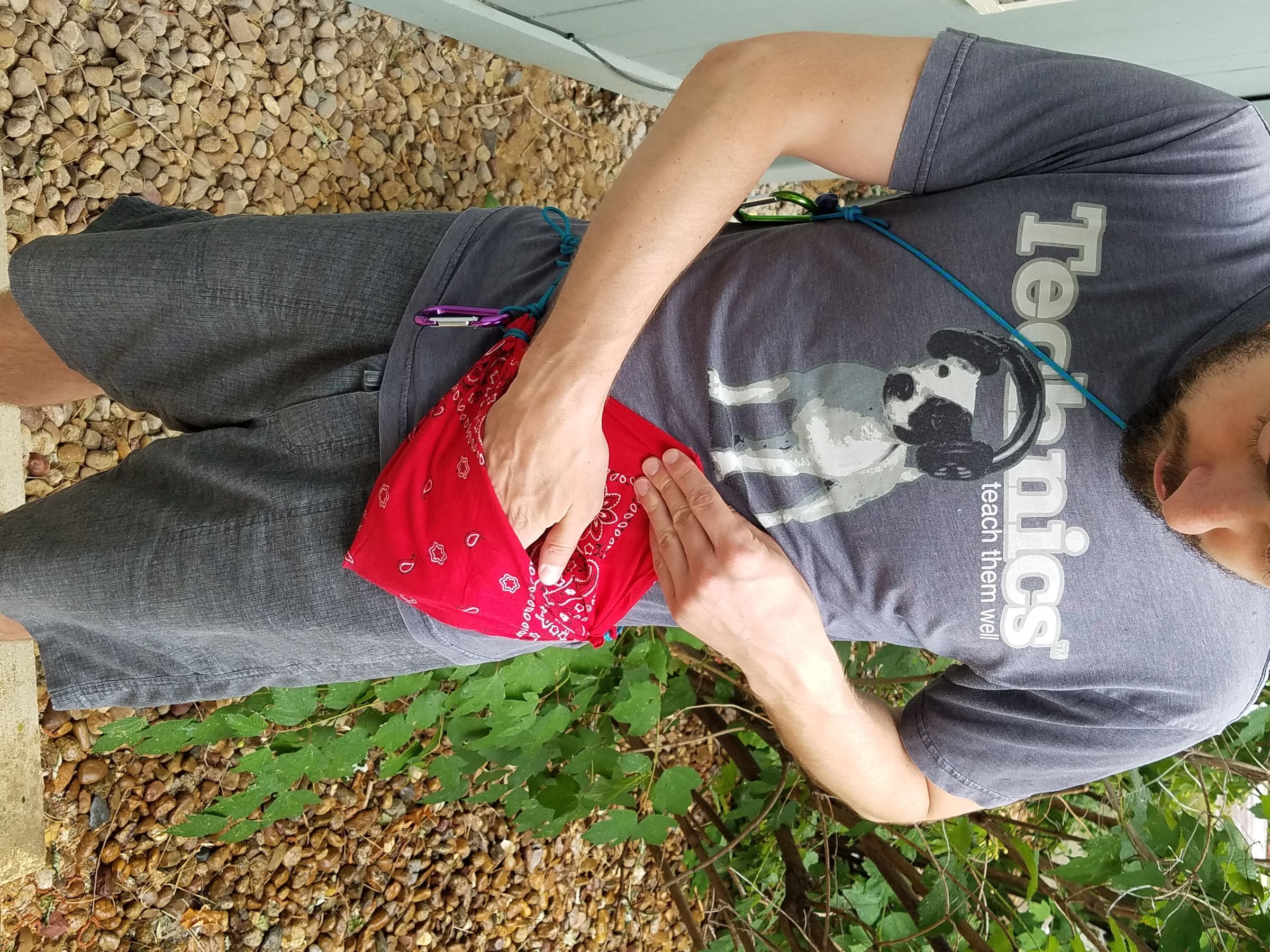 Bandana Sling Pack : 4 Steps (with Pictures) - Instructables