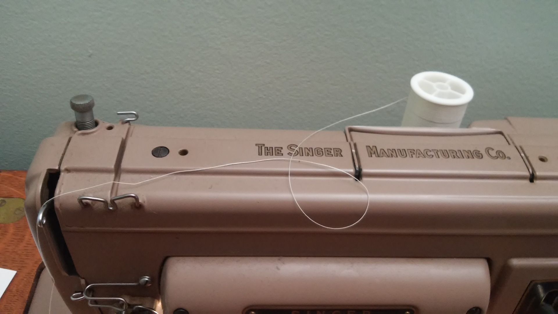 How to Set Up an Old Singer Sewing Machine : 4 Steps (with Pictures ...