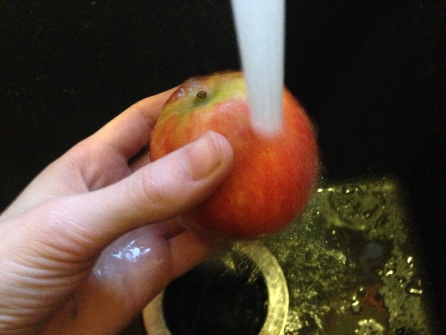 Split an Apple With One Finger! : 3 Steps - Instructables