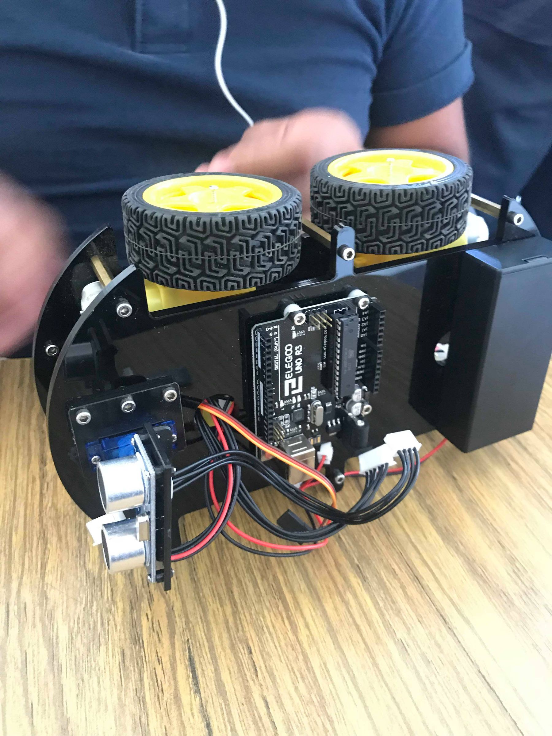 Como Poner Llantas Y Conectar Componentes En Carro Arduino : 3 Steps ...