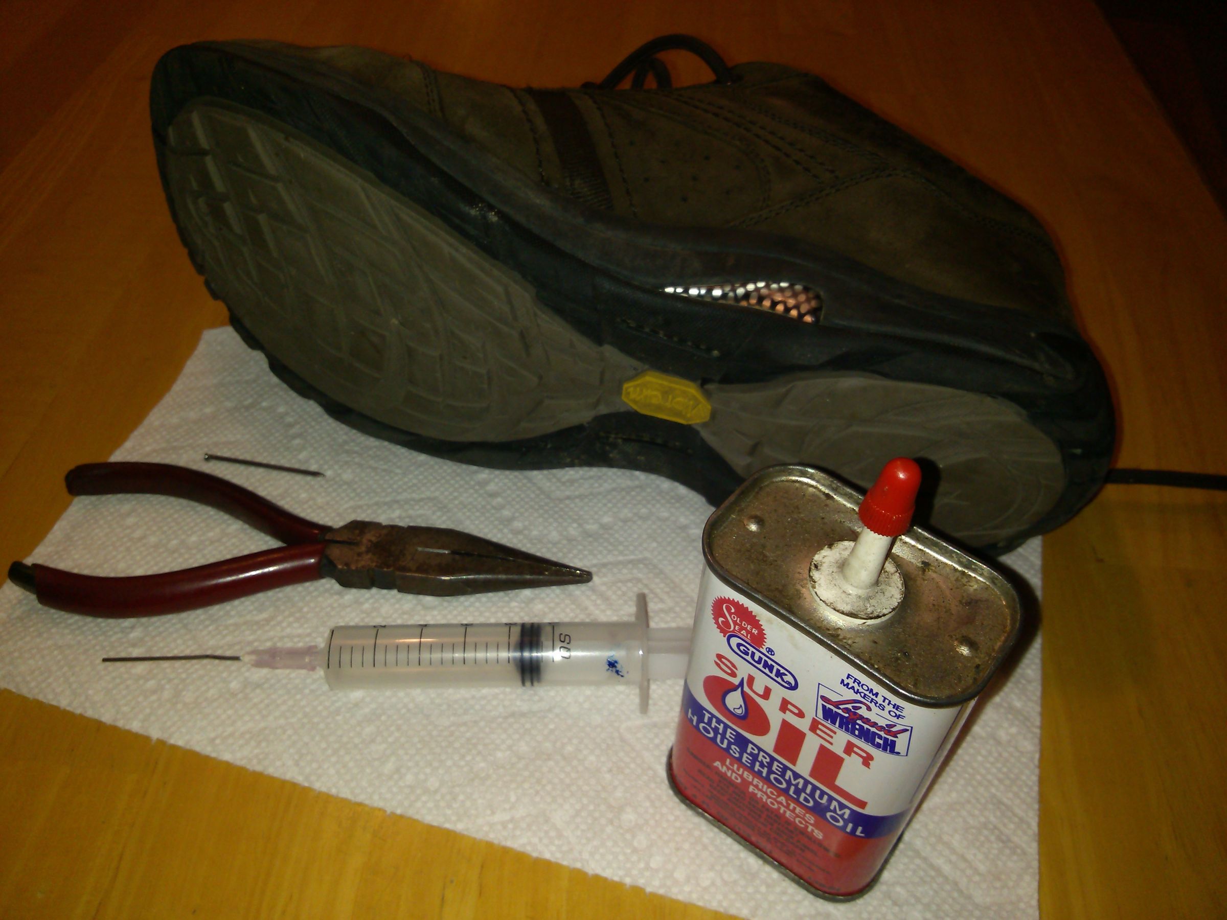 Fixing a Squeaky Shoe Air Bladder : 4 Steps (with Pictures) - Instructables