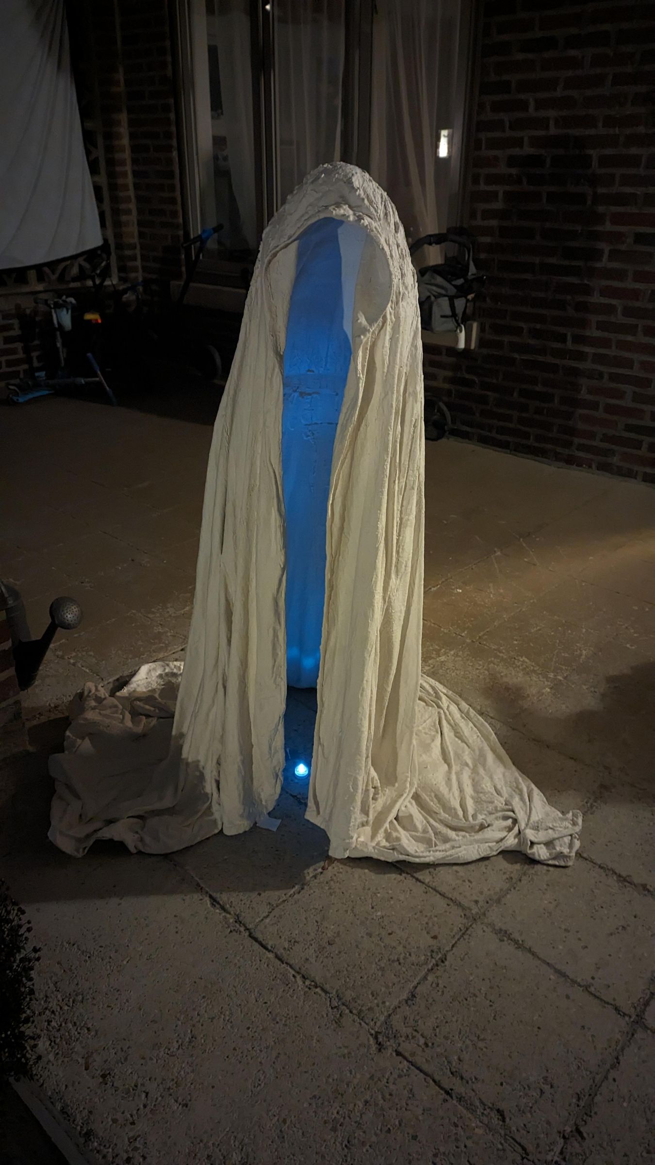 Eerie Free Standing Ghost Decoration : 7 Steps - Instructables