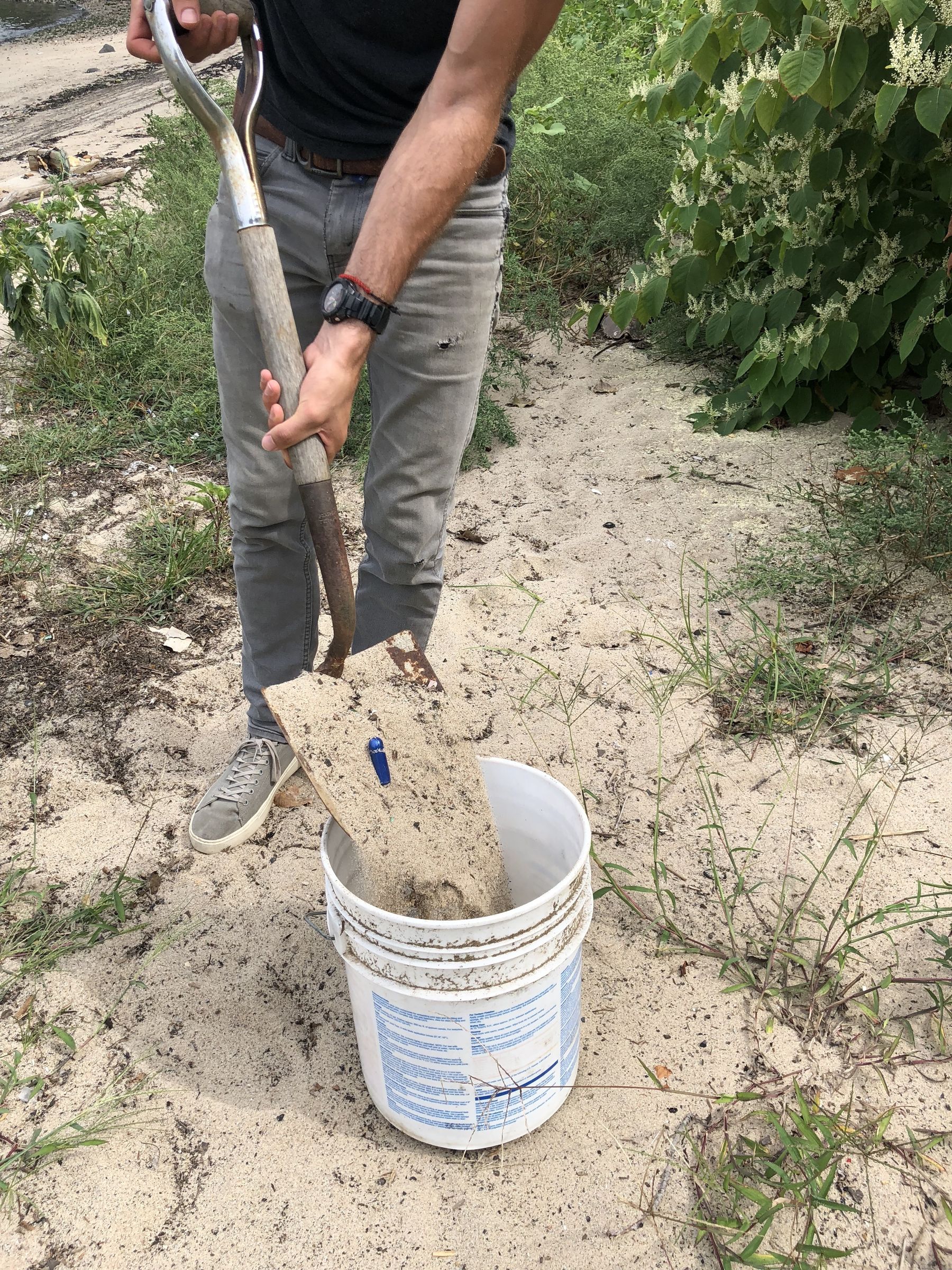 Bucket Sifter for Beach Cleanups : 8 Steps (with Pictures) - Instructables