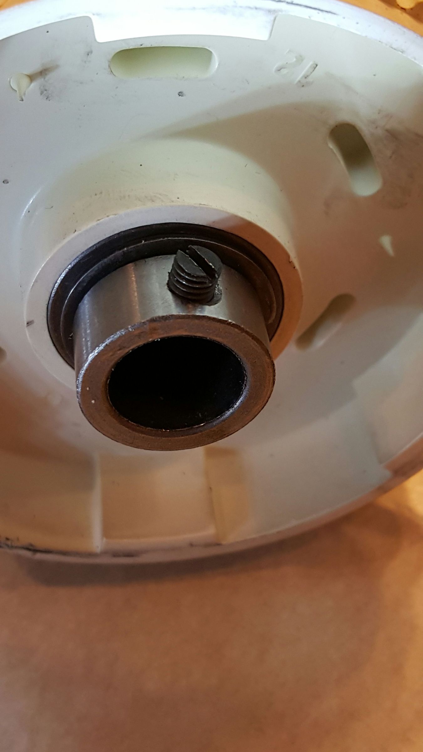 Repair a Broken Singer 57825C Handwheel Clutch Plate. : 13 Steps (with ...