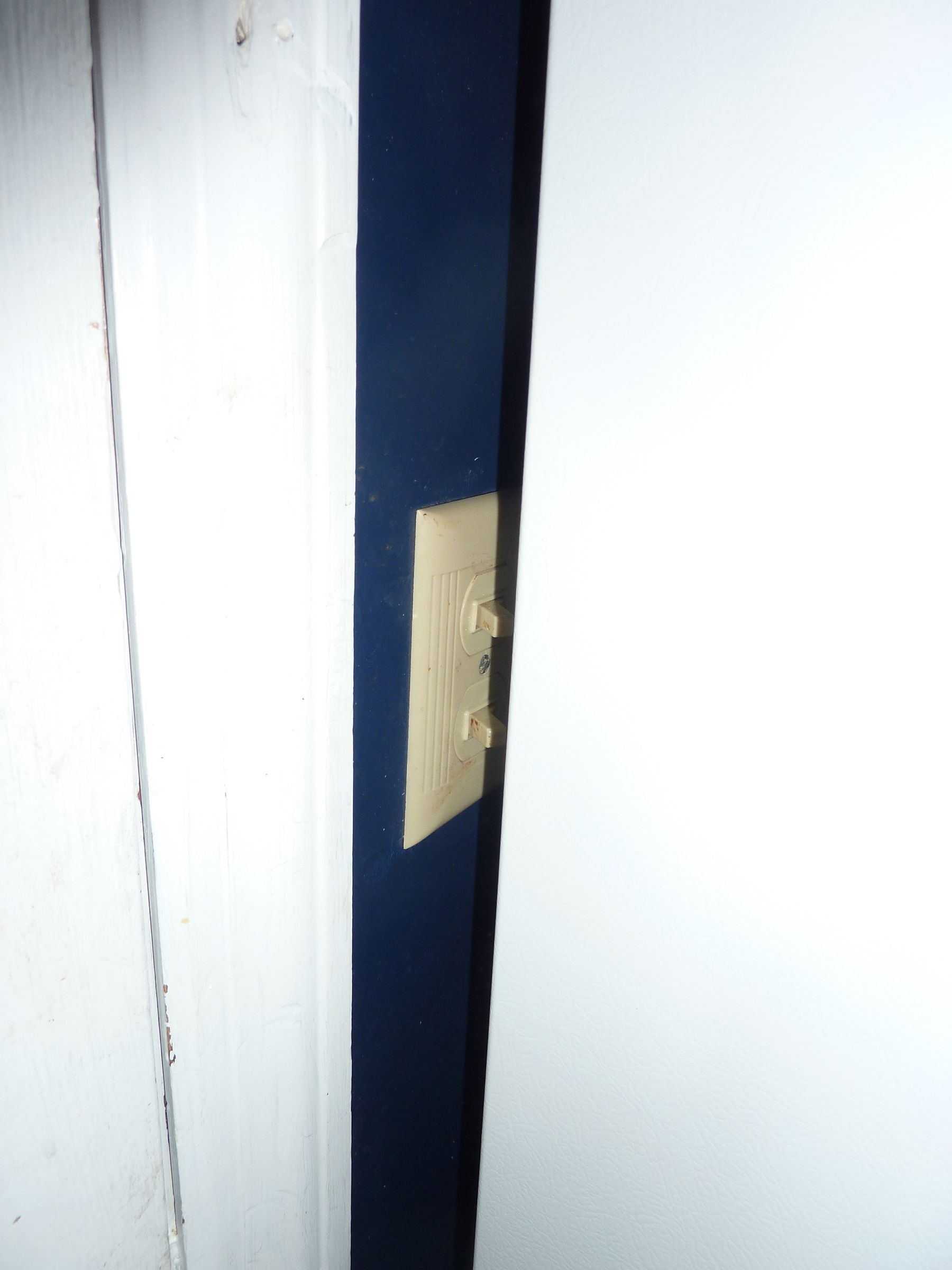 A Finger-Saving Light Switch. : 3 Steps (with Pictures) - Instructables