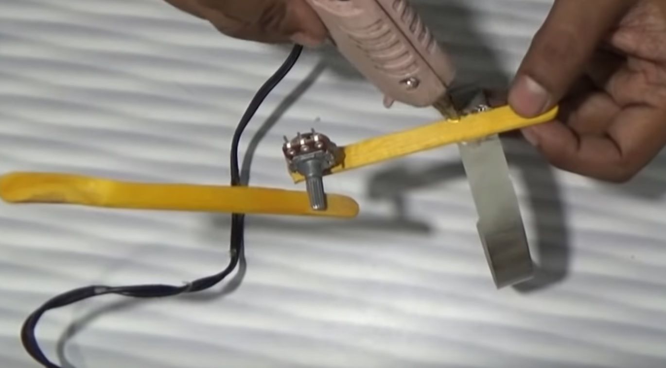 A Simple Robotic Arm Controlled Over Actual Hand Movement : 7 Steps ...