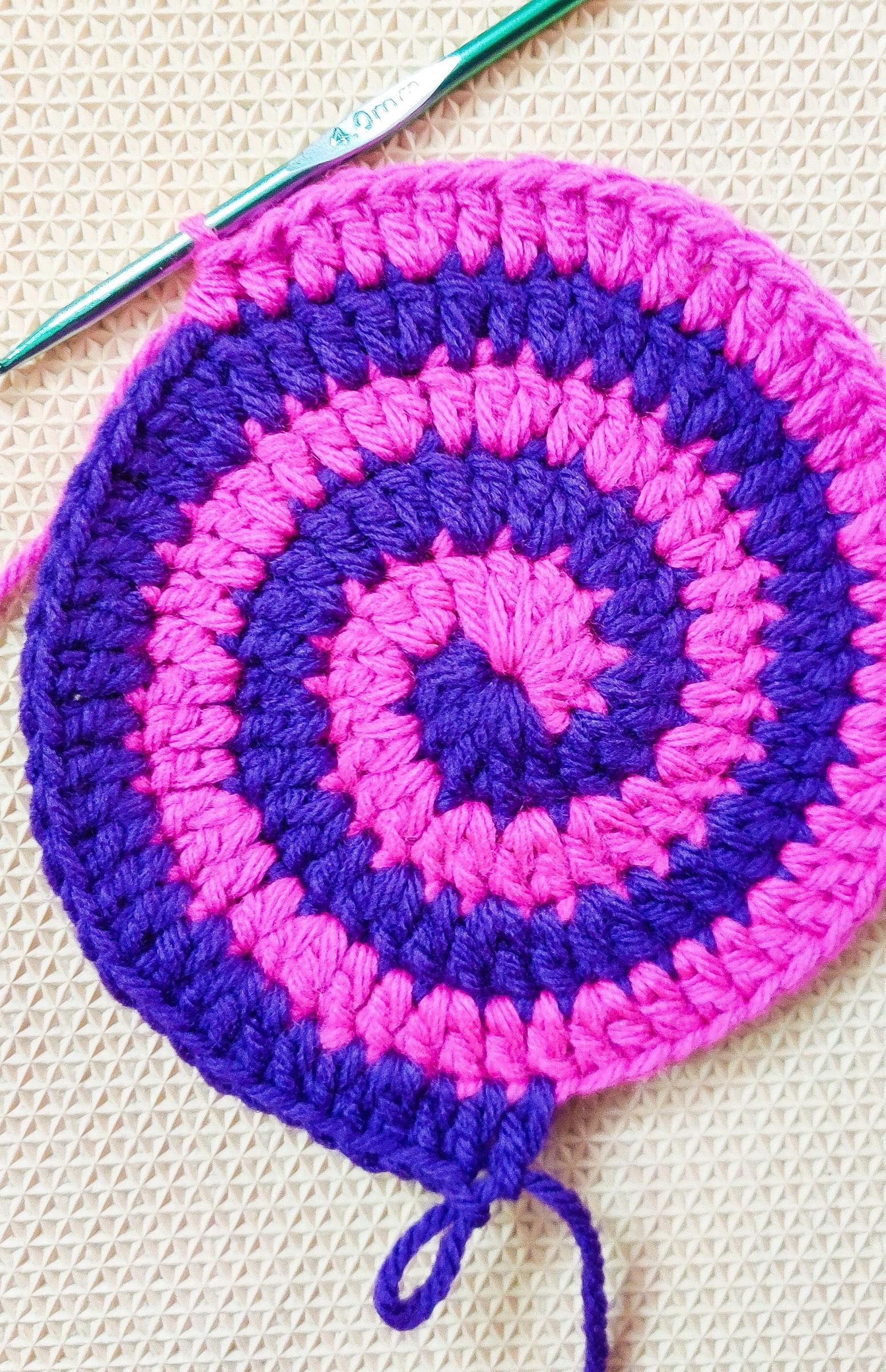 How to Make a Solid Two Color Spiral Crochet Circle : 8 Steps (with ...