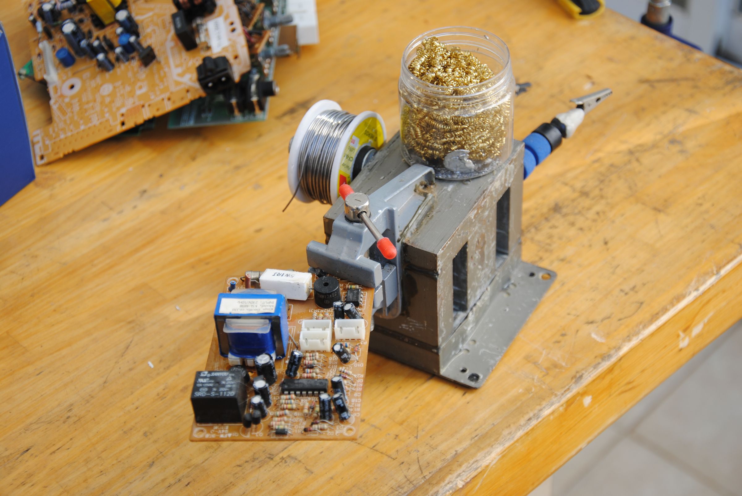 How to Desolder Electronic Components From Circuit Boards - 7 Tips ...