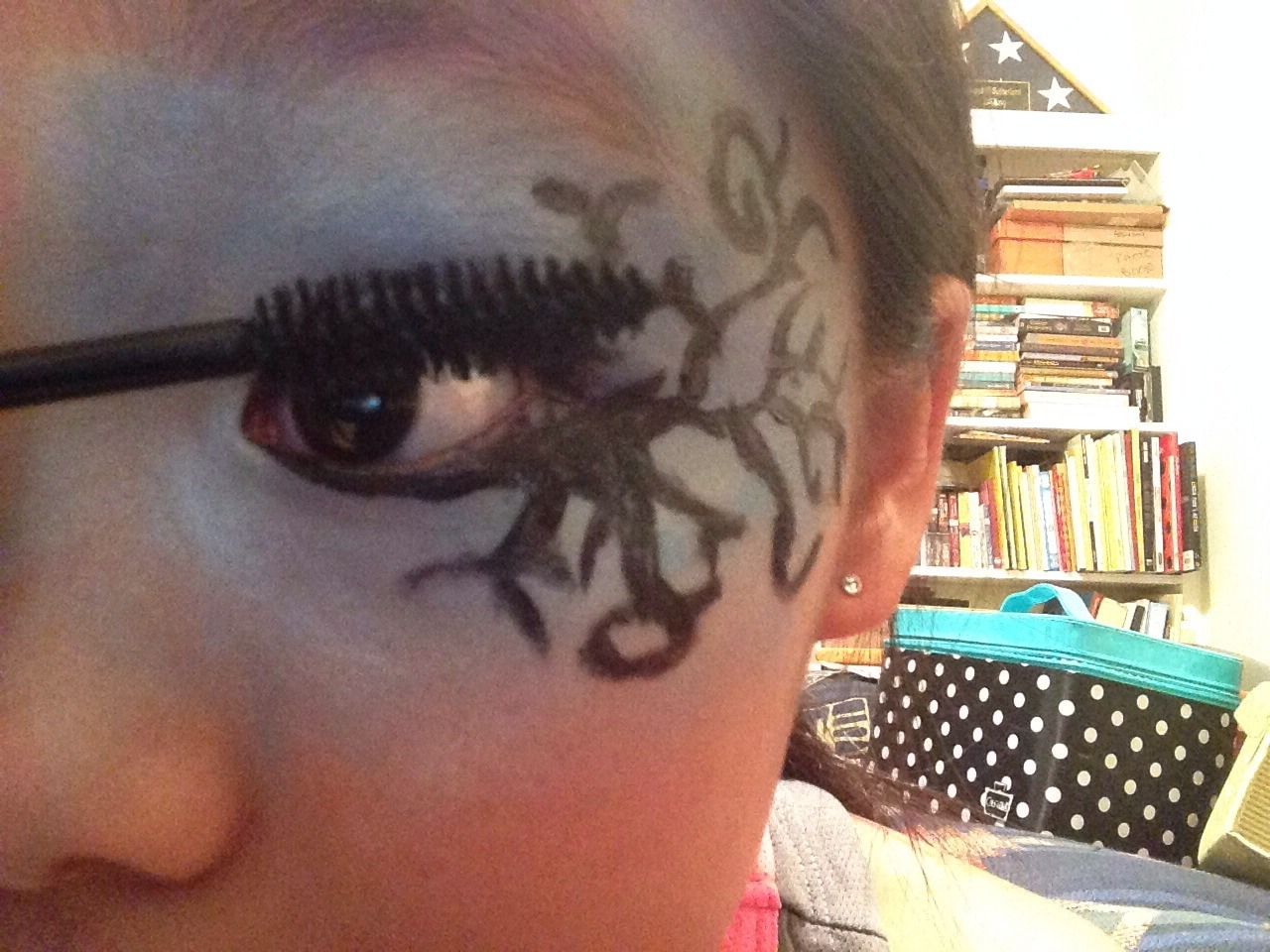 Abstract Swirl Eye Makeup : 5 Steps - Instructables