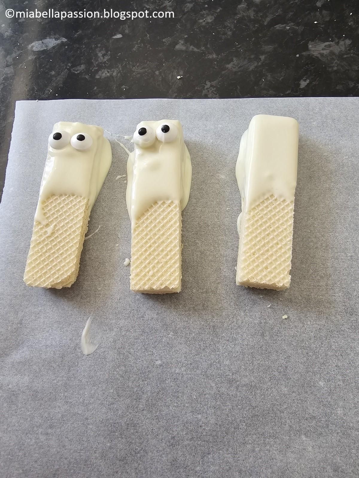 Simple Halloween Wafer Ghosts : 3 Steps (with Pictures) - Instructables