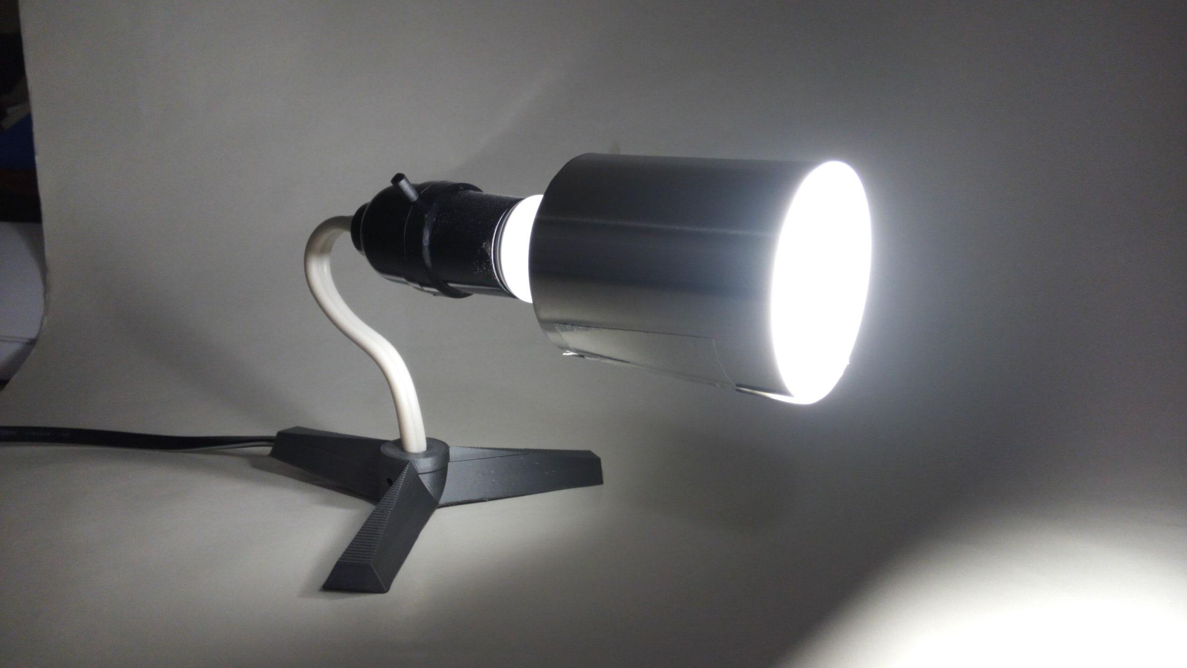 ~ Easy Articulating Convertable Spot/Flood Light Lamp ~ : 3 Steps (with ...