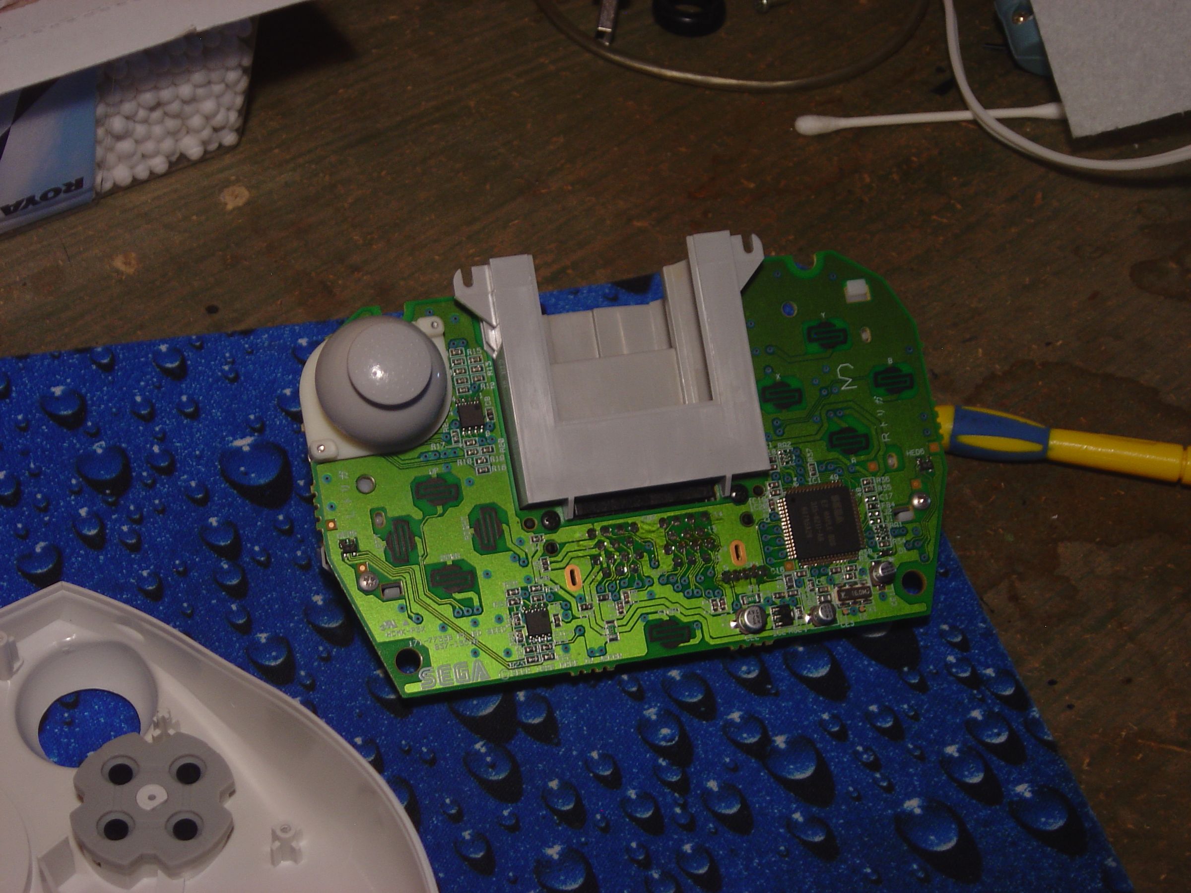 Cleaning a Dreamcast Controller : 5 Steps - Instructables