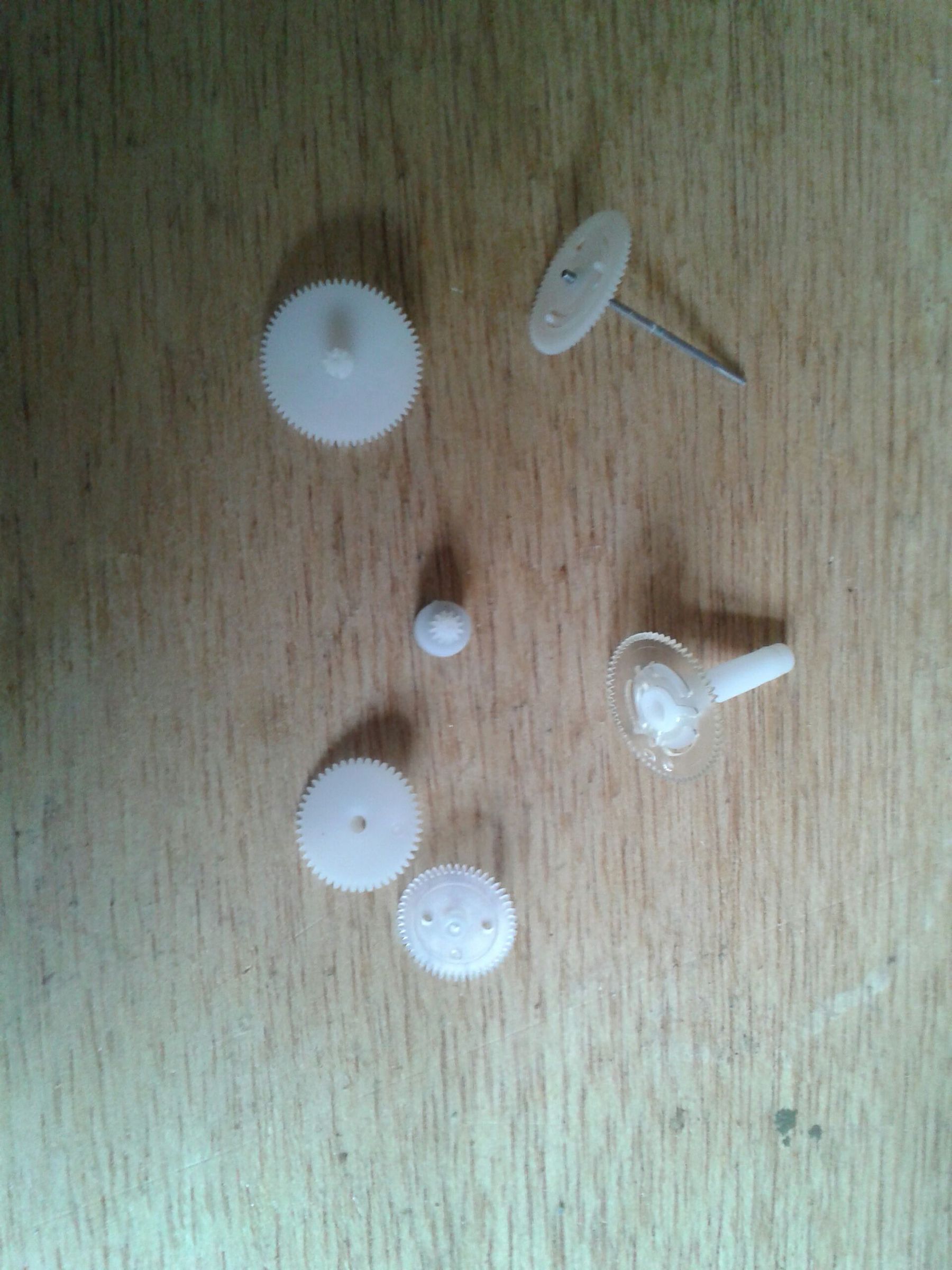 What's in a Quartz Clock : 9 Steps - Instructables