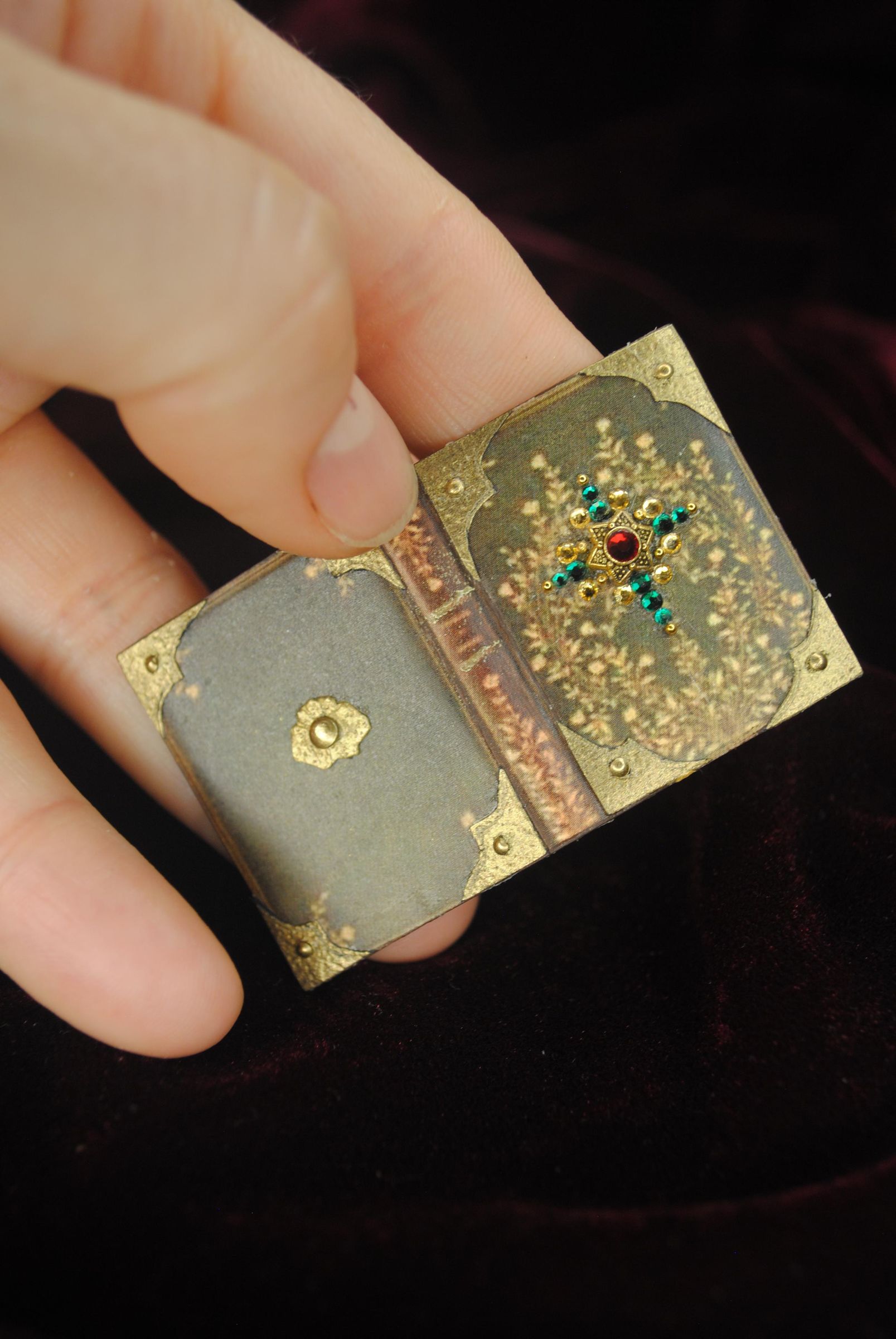 💎 DIY Miniature Books With Gold Embossing and Gems - Video Tutorial ...