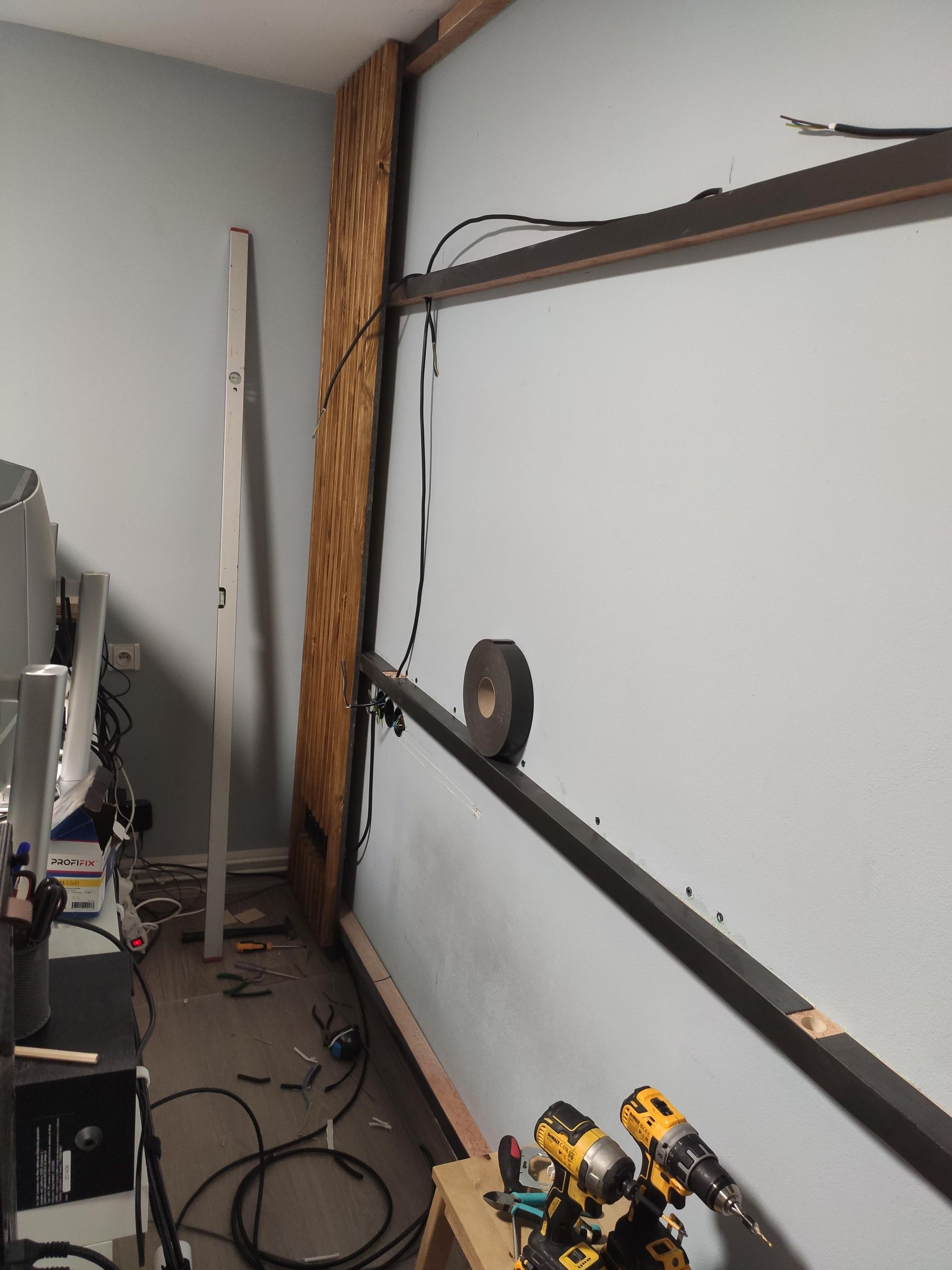 Home Office Slat Wall With Motorised Tripple Monitor Lift and Desk With ...