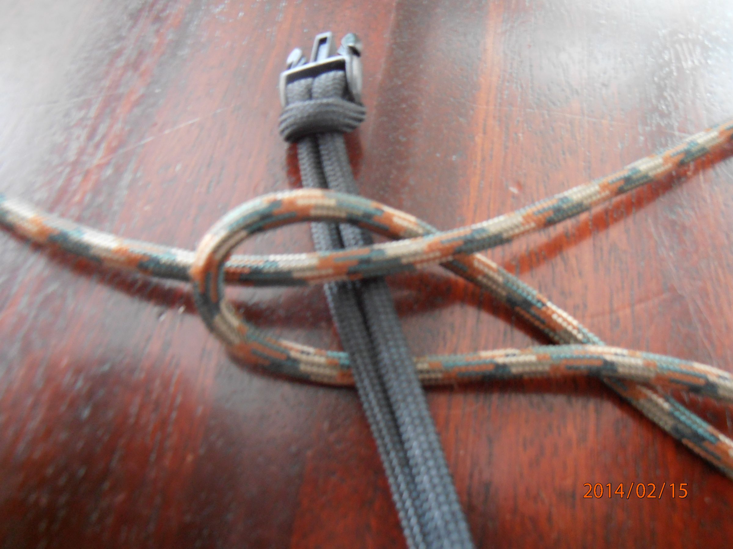 Two Color Paracord Bracelet : 6 Steps - Instructables