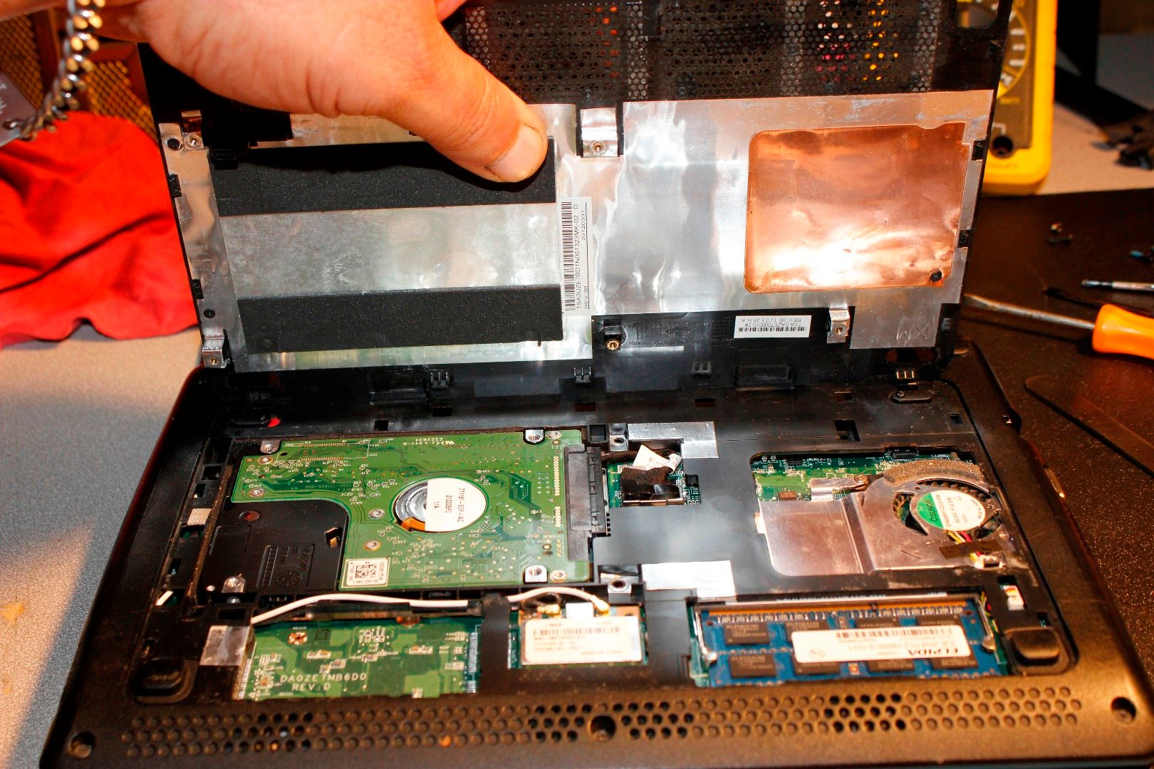 General Disassembly of ACER ONE Netbook for Upgrades : 5 Steps ...