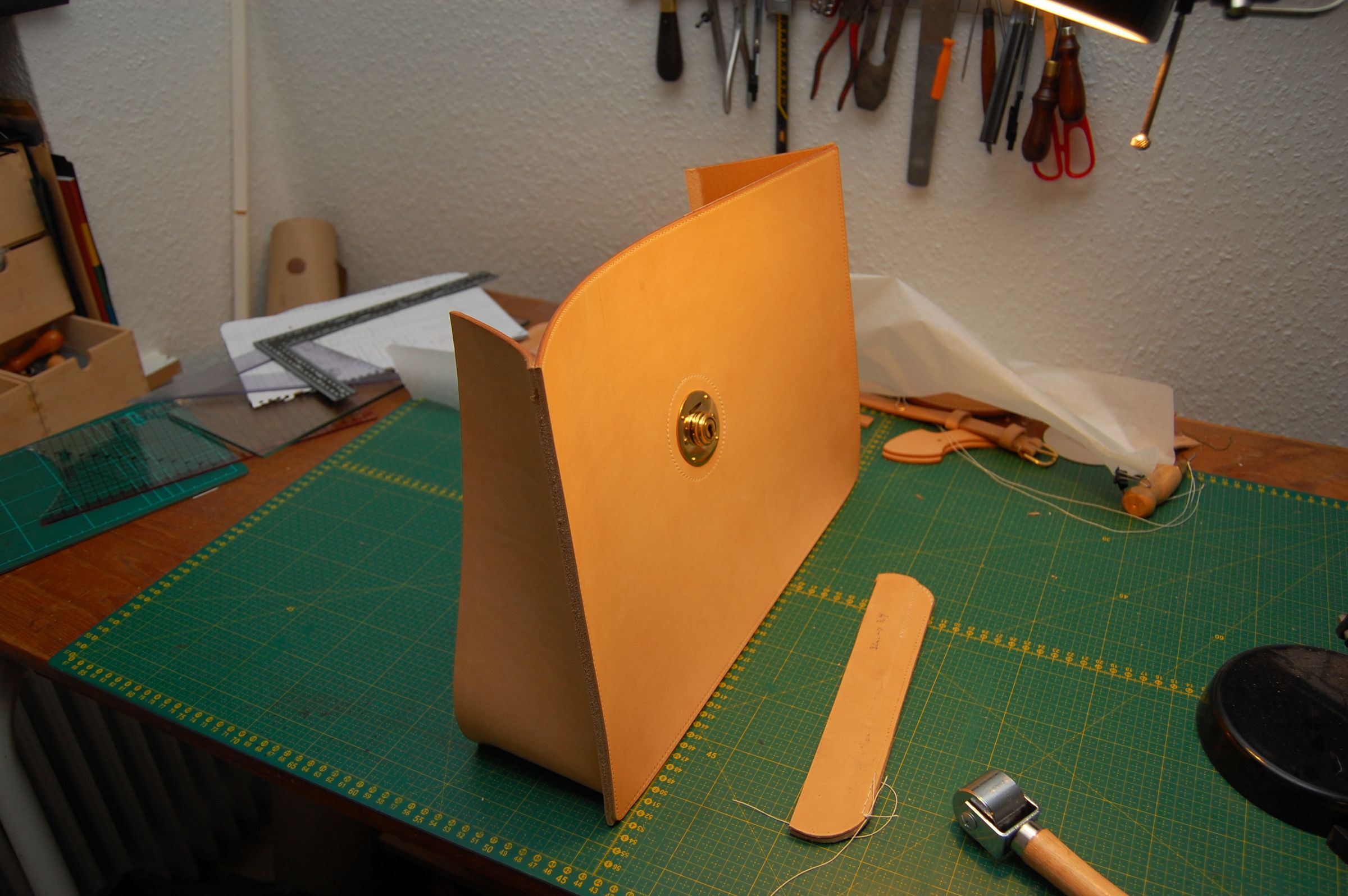 Briefcase With a 3 Piece Gusset : 6 Steps (with Pictures) - Instructables
