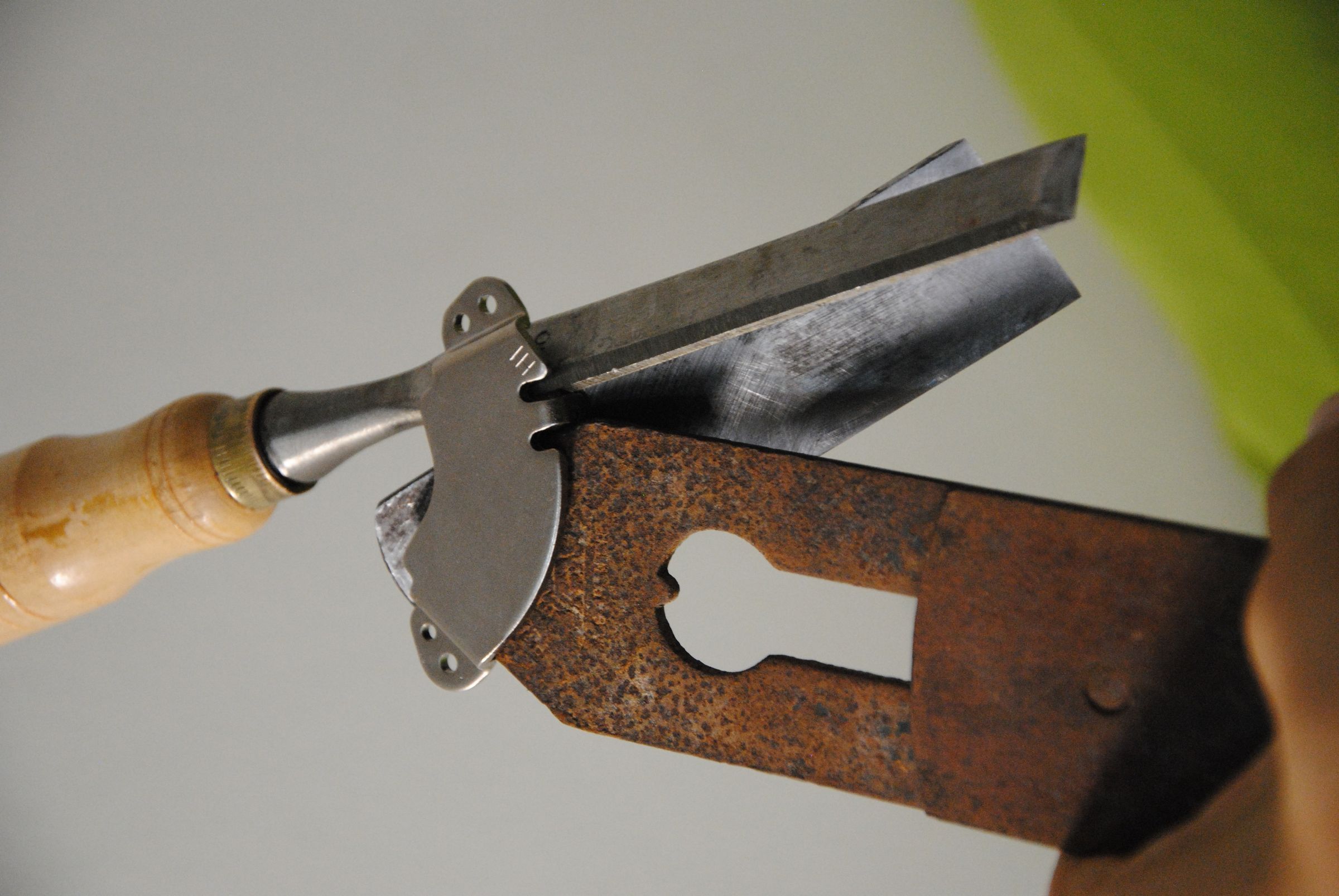 How to Make a Magnetic Honing Guide (For Sharpening Chisels & Hand ...
