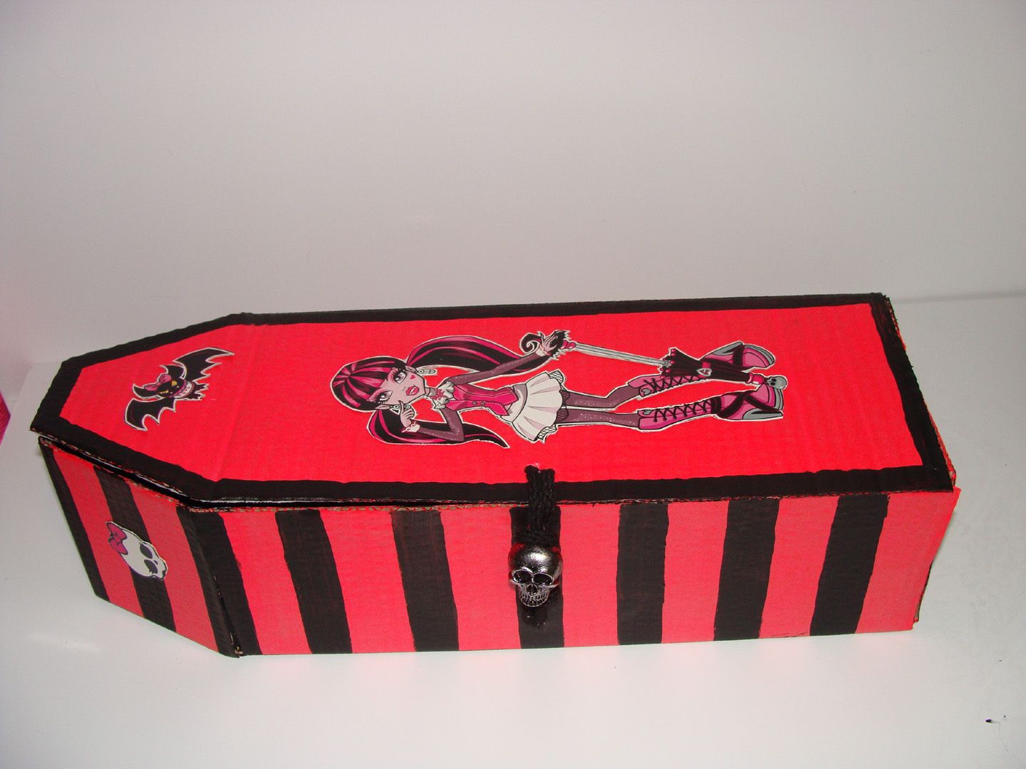 Vampire Doll Coffin From Cardboard : 8 Steps - Instructables