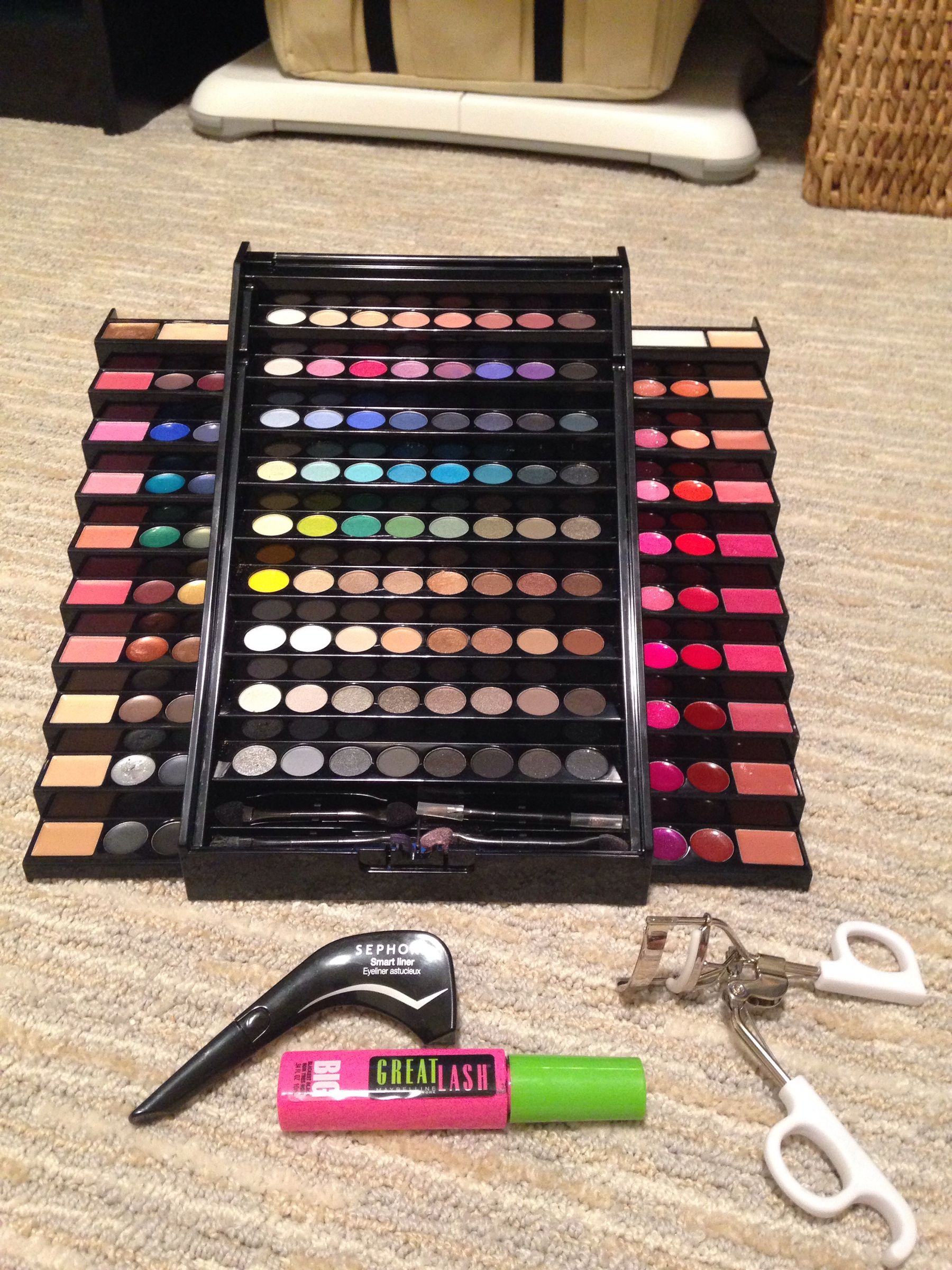 Abstract Swirl Eye Makeup : 5 Steps - Instructables