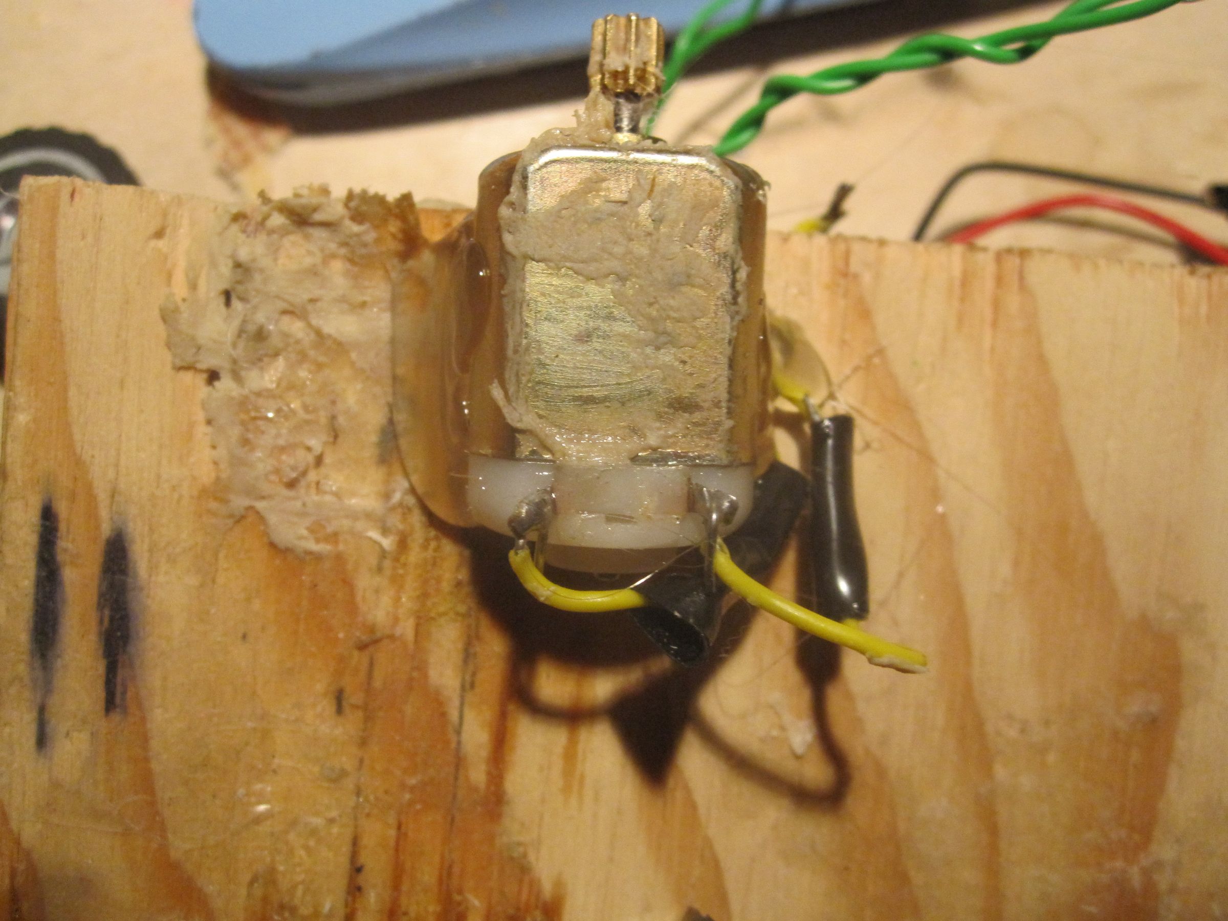 Simple Light Seeking Robot With 555 Timing IC : 10 Steps (with Pictures) - Instructables