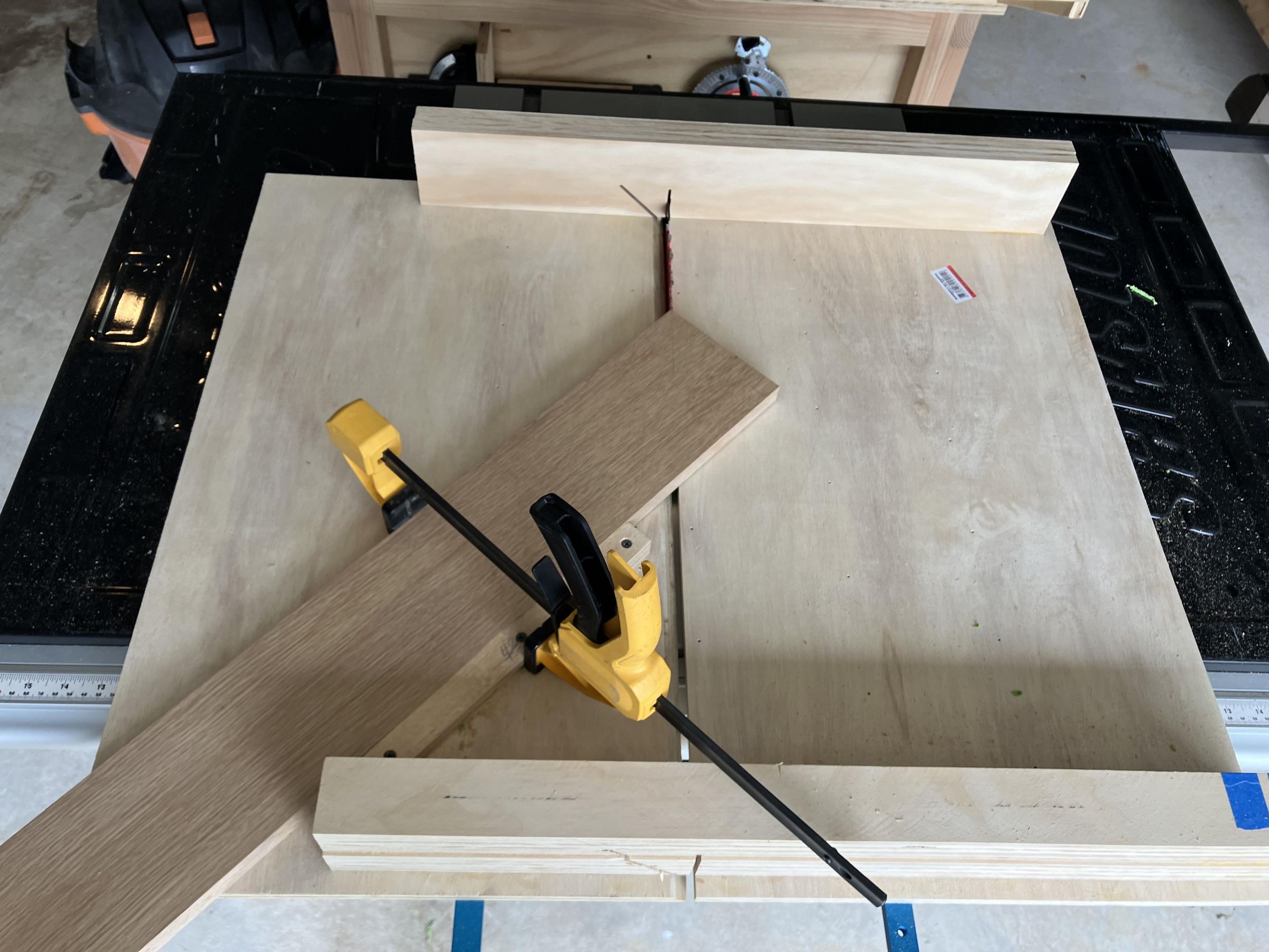 Modern Bookcase : 5 Steps (with Pictures) - Instructables