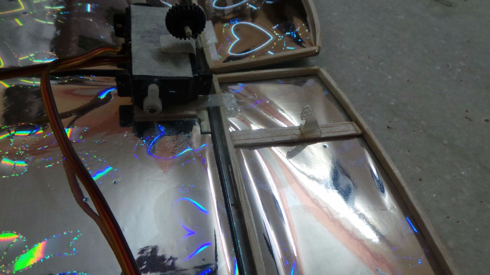 Anything Can Fly!!!( a Simple RC Kite!) : 4 Steps - Instructables