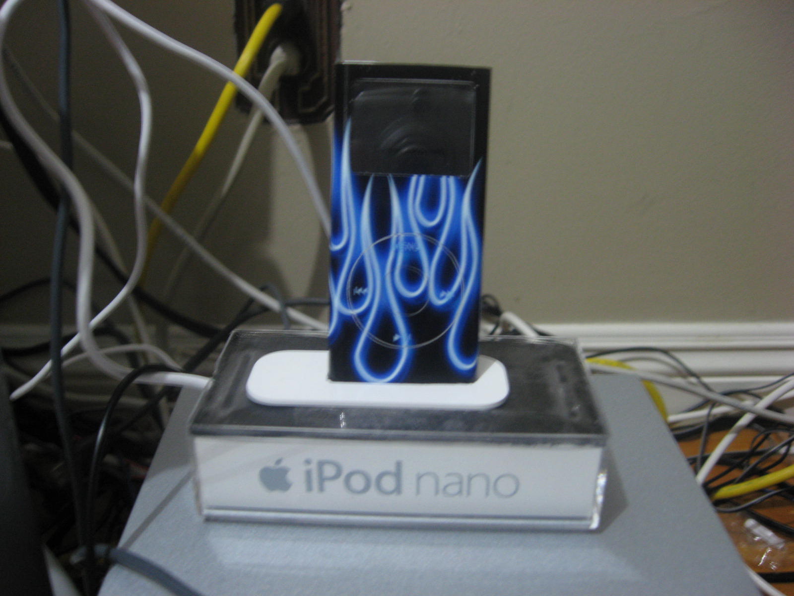 Make Your Own Ipod Nano Dock With Out-Of-The-Box Objects. : 6 Steps - Instructables