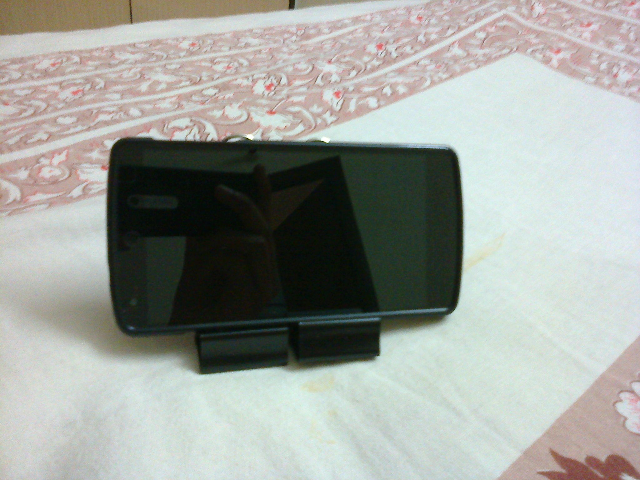 Binder Clip Phone Stand : 4 Steps - Instructables