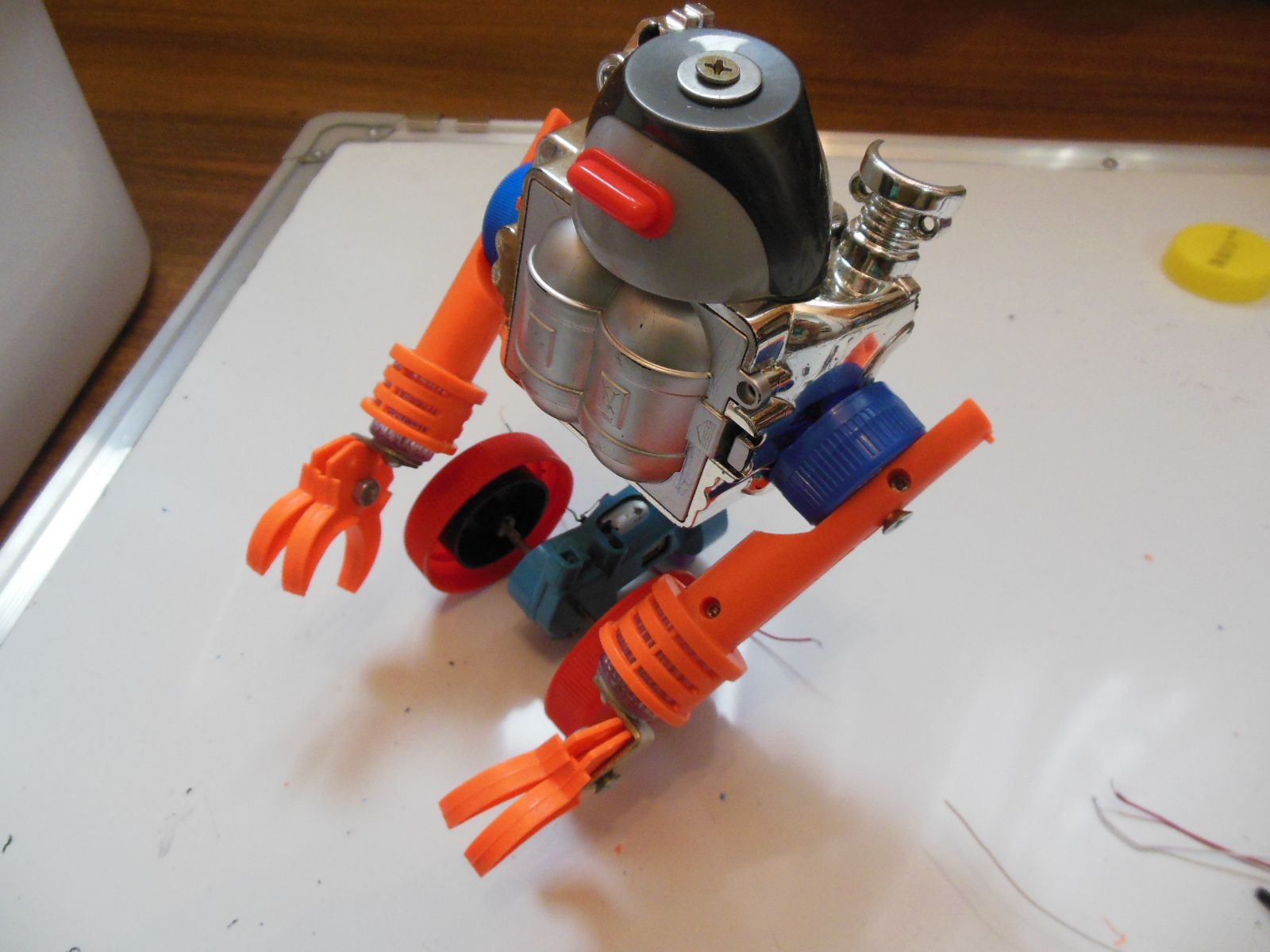 Roboto, the Wobbling Toy Robot (evolution of Randofo's "Wobbler") : 11 ...
