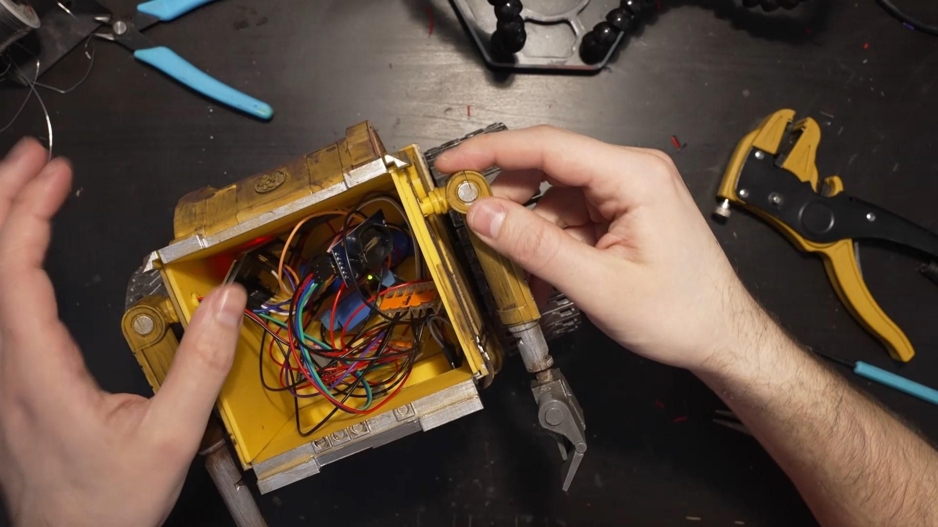 WALL-E Clock & Lamp : 24 Steps (with Pictures) - Instructables