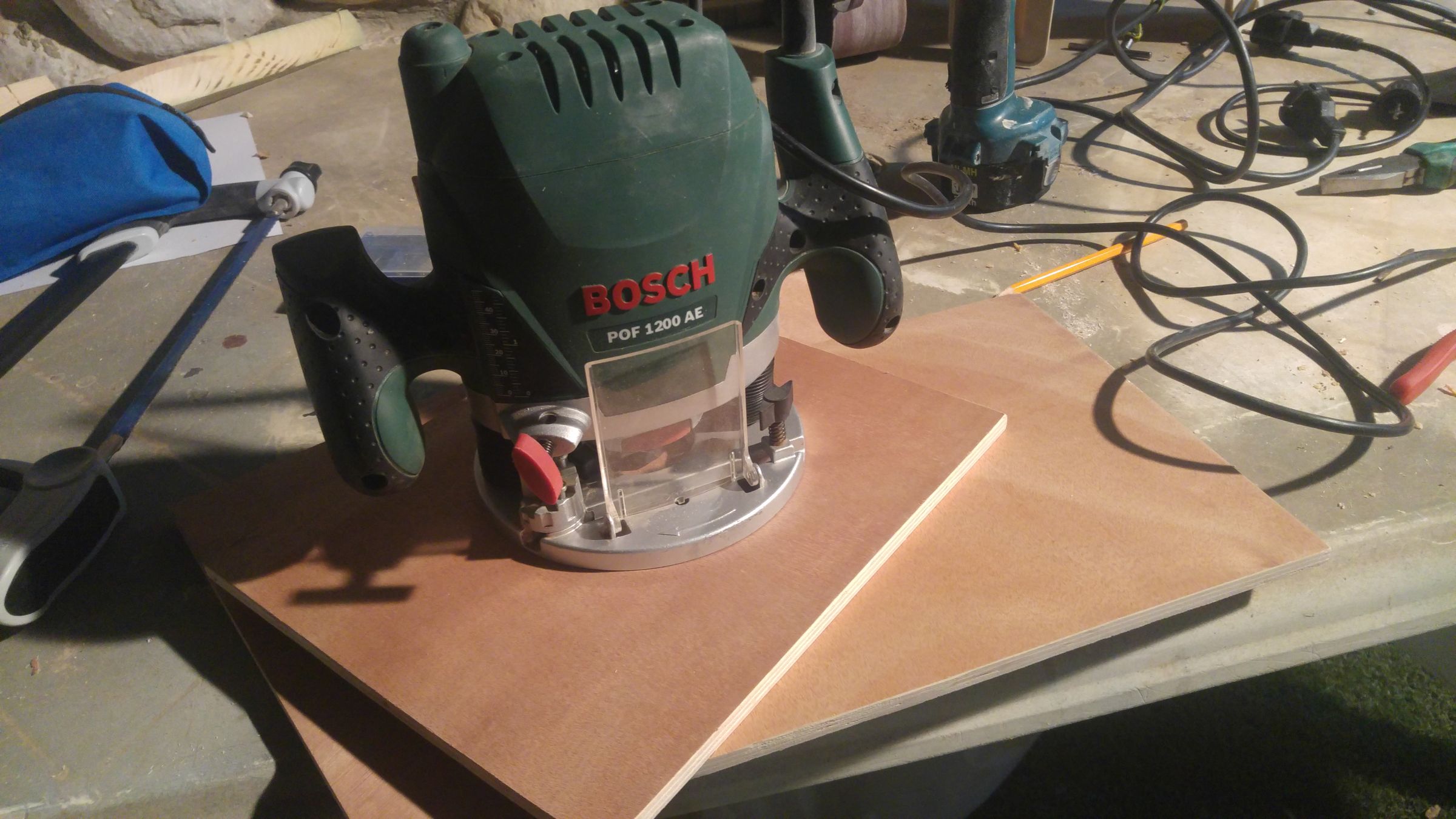 Easy to Make Small Router Table : 4 Steps - Instructables