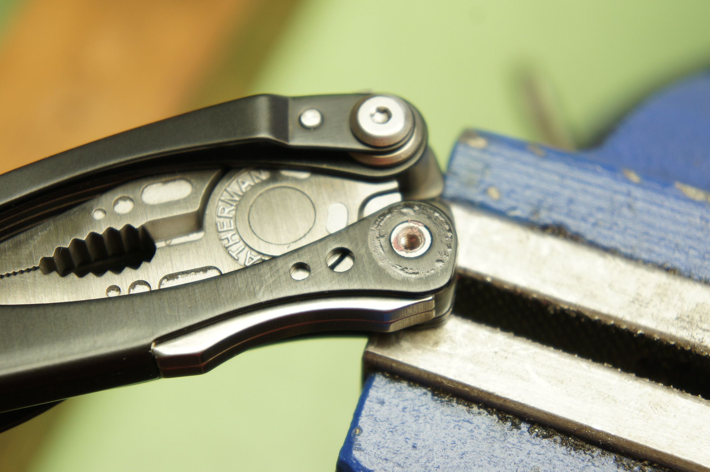 How to Take Apart and Reassemble a Leatherman Skeletool Multi-tool : 9 ...