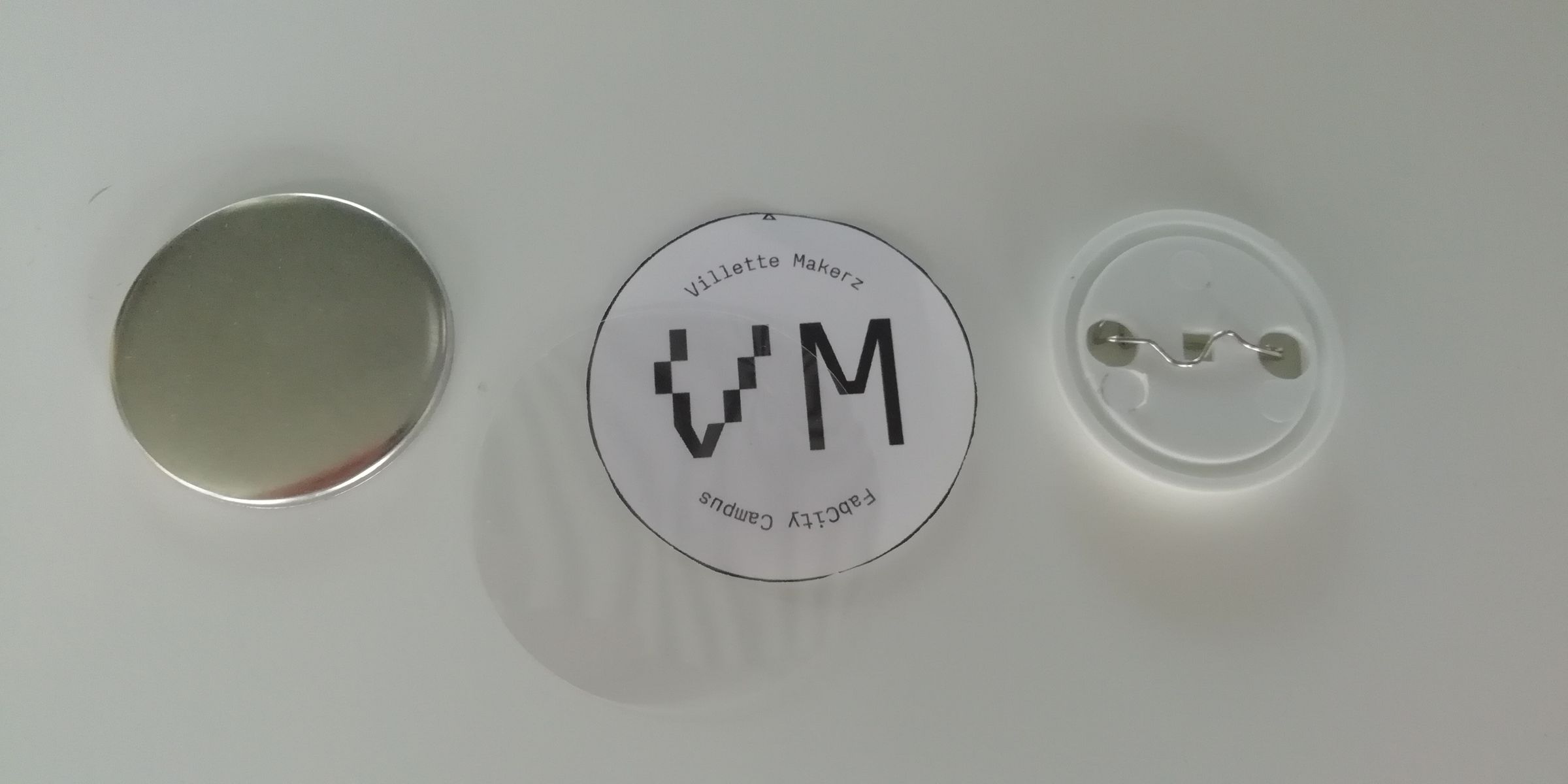 Badge Me Badge Moi : 4 Steps - Instructables