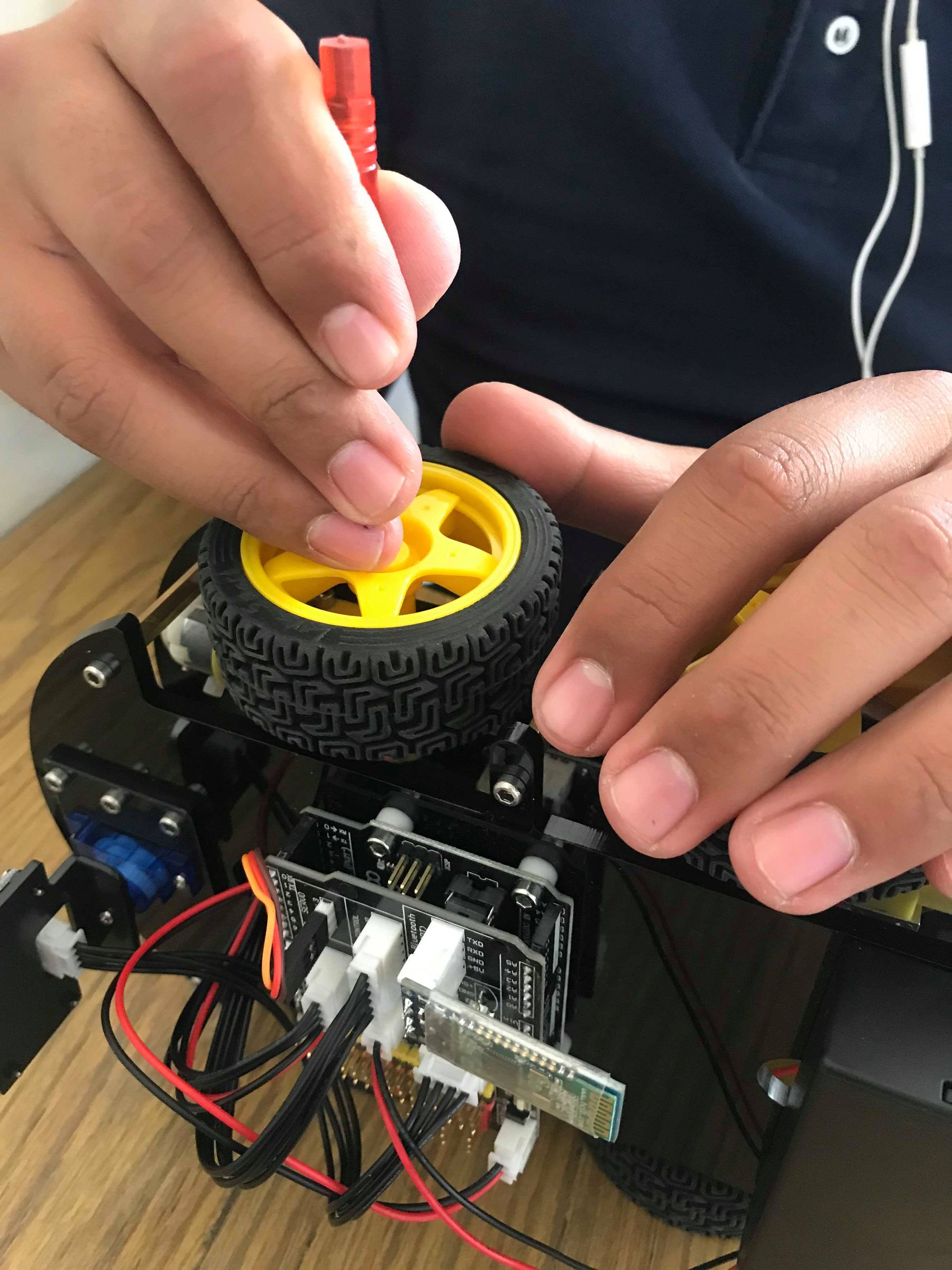 Como Poner Llantas Y Conectar Componentes En Carro Arduino : 3 Steps ...