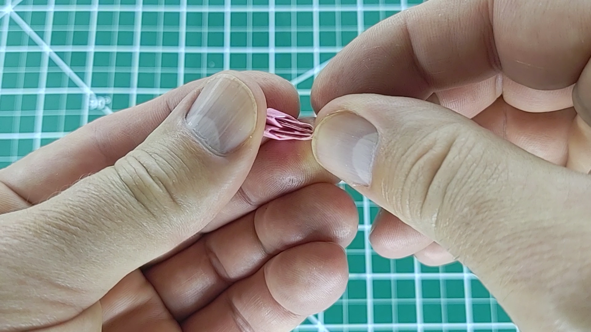 How to Make a Candy Wrapper Chain : 7 Steps (with Pictures) - Instructables