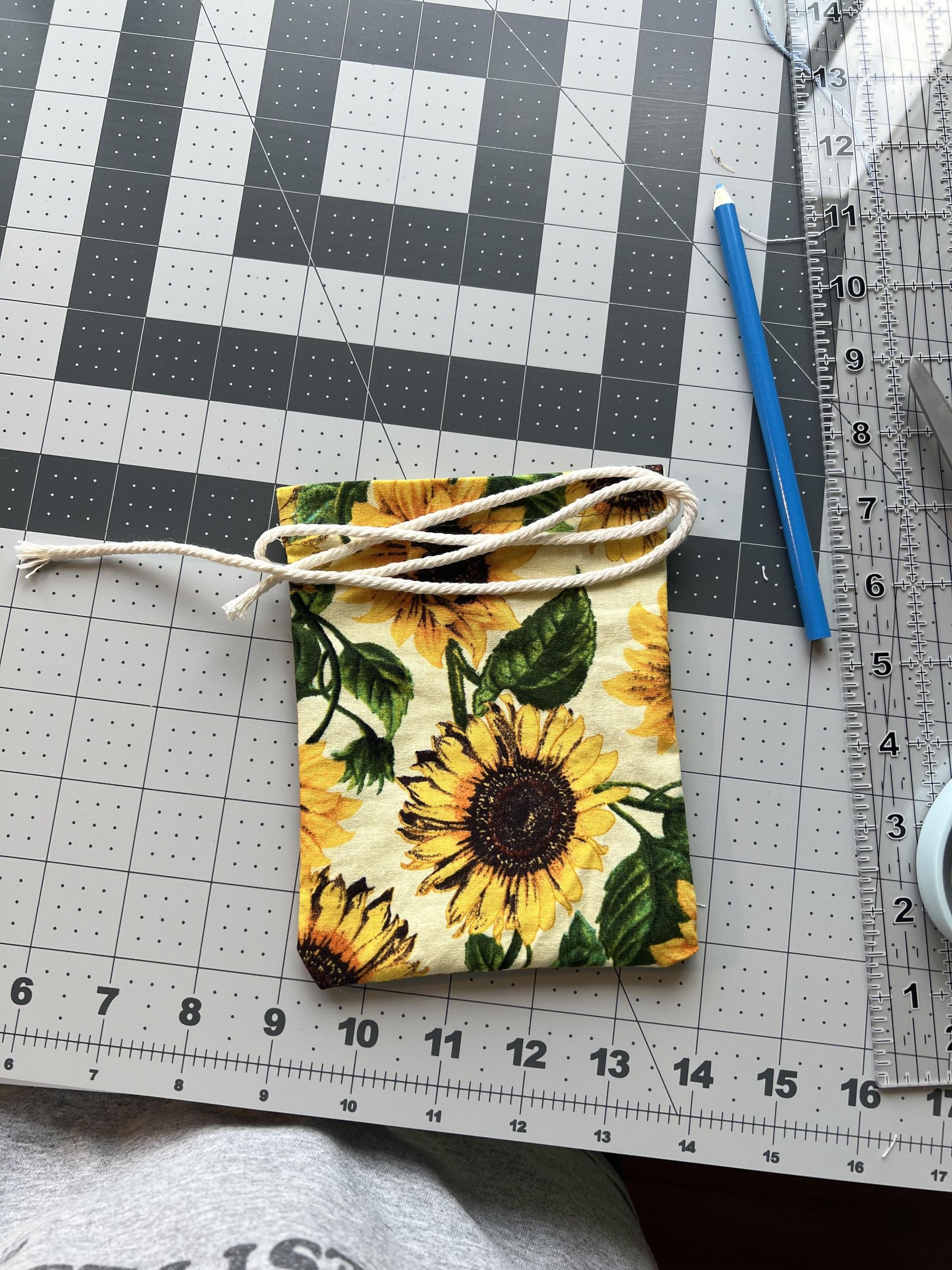 Quick Drawstring Bag : 12 Steps (with Pictures) - Instructables